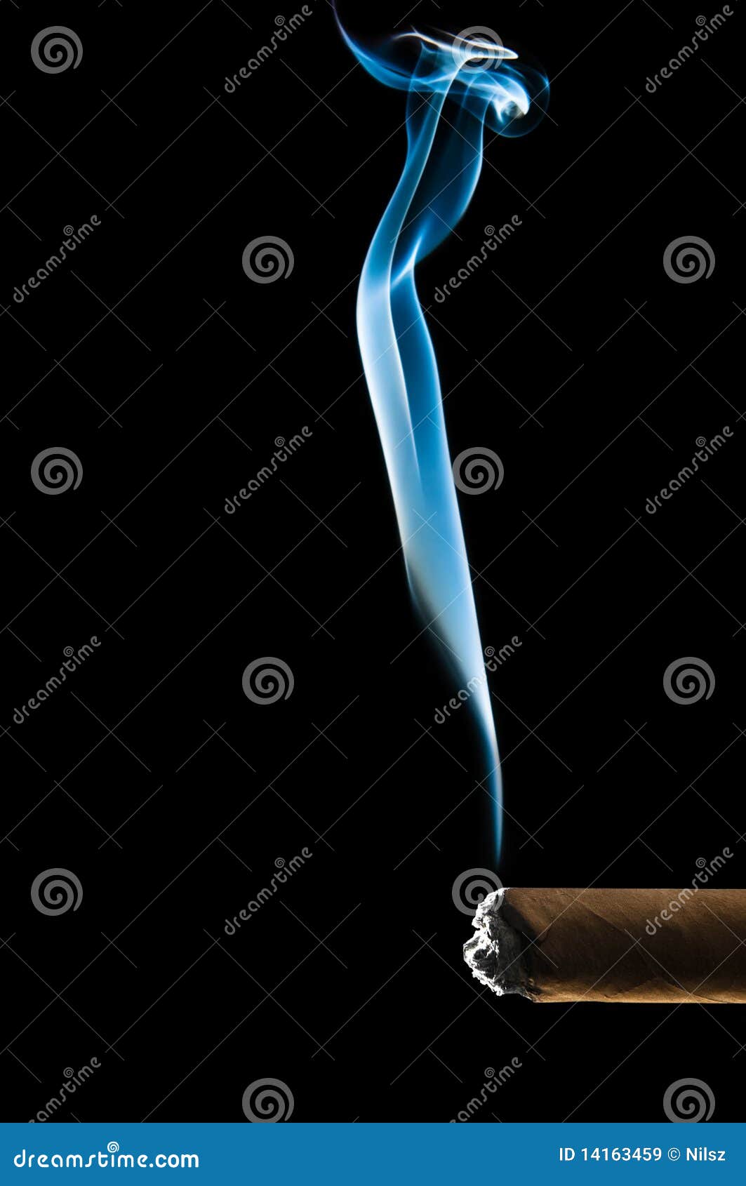 Blauwe rook van sigaar stock afbeelding. Image of neiging - 14163459