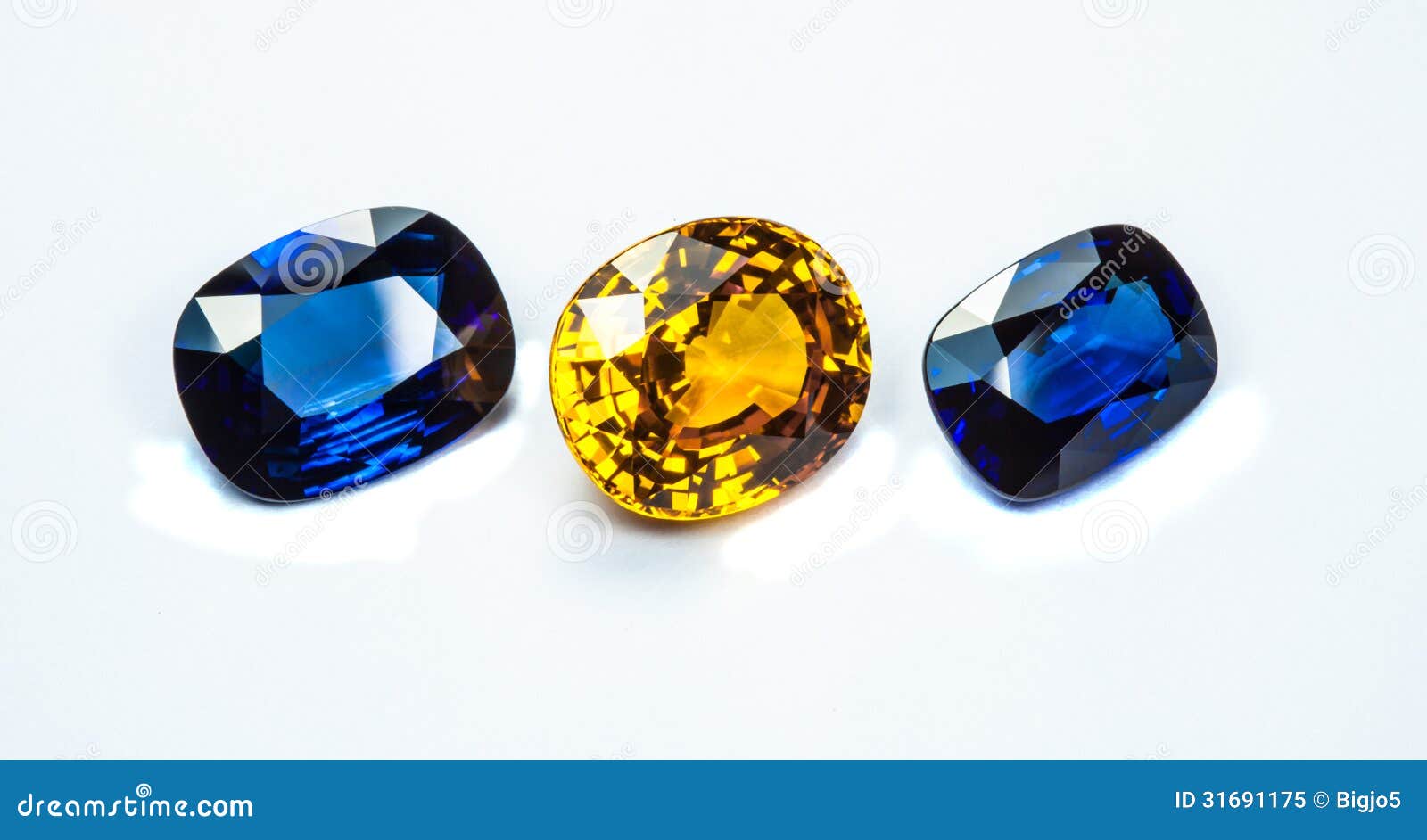 Blauwe saffier en topaas stock afbeelding. Image of mineraal - 31691175