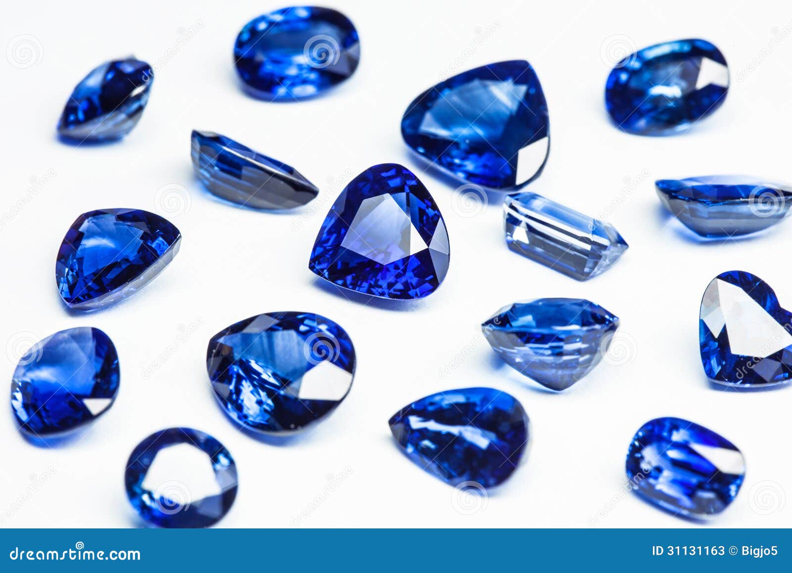 Blauwe saffieren stock afbeelding. Image of juwelen, stenen - 31131163