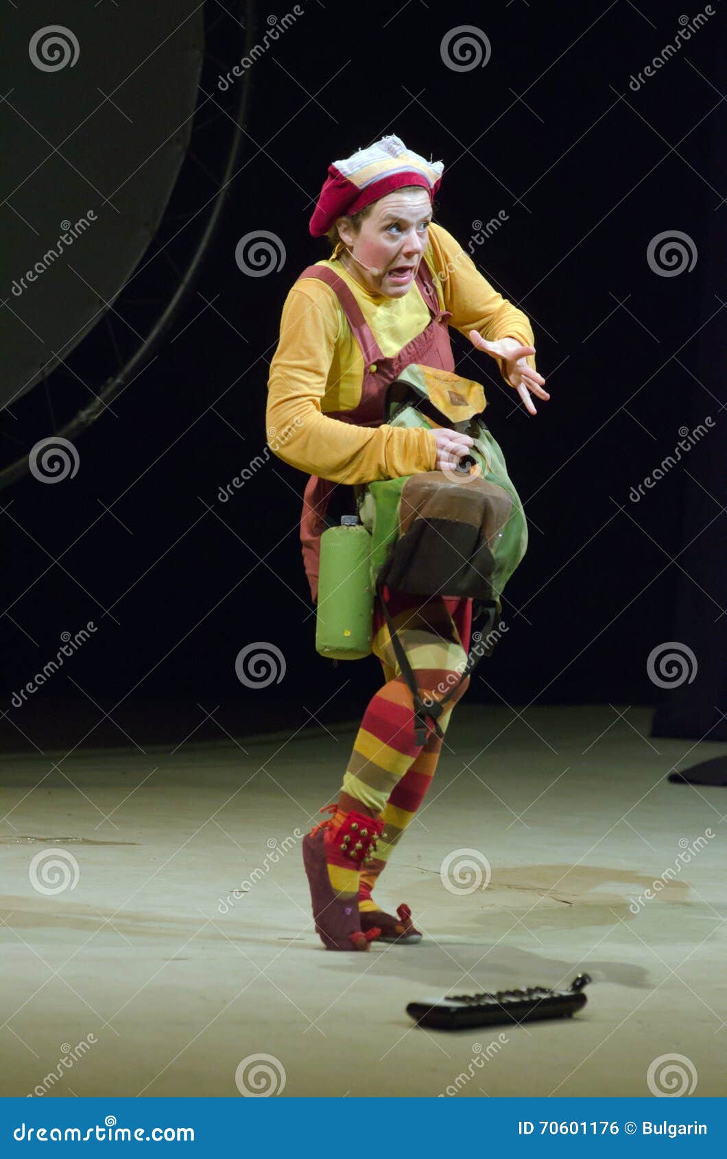 BLBLBLB 编辑类照片. 图片 包括有 人员, 导电线, 首字母缩略词, 艺术, 洗净液, 马戏, 性能 - 70601176