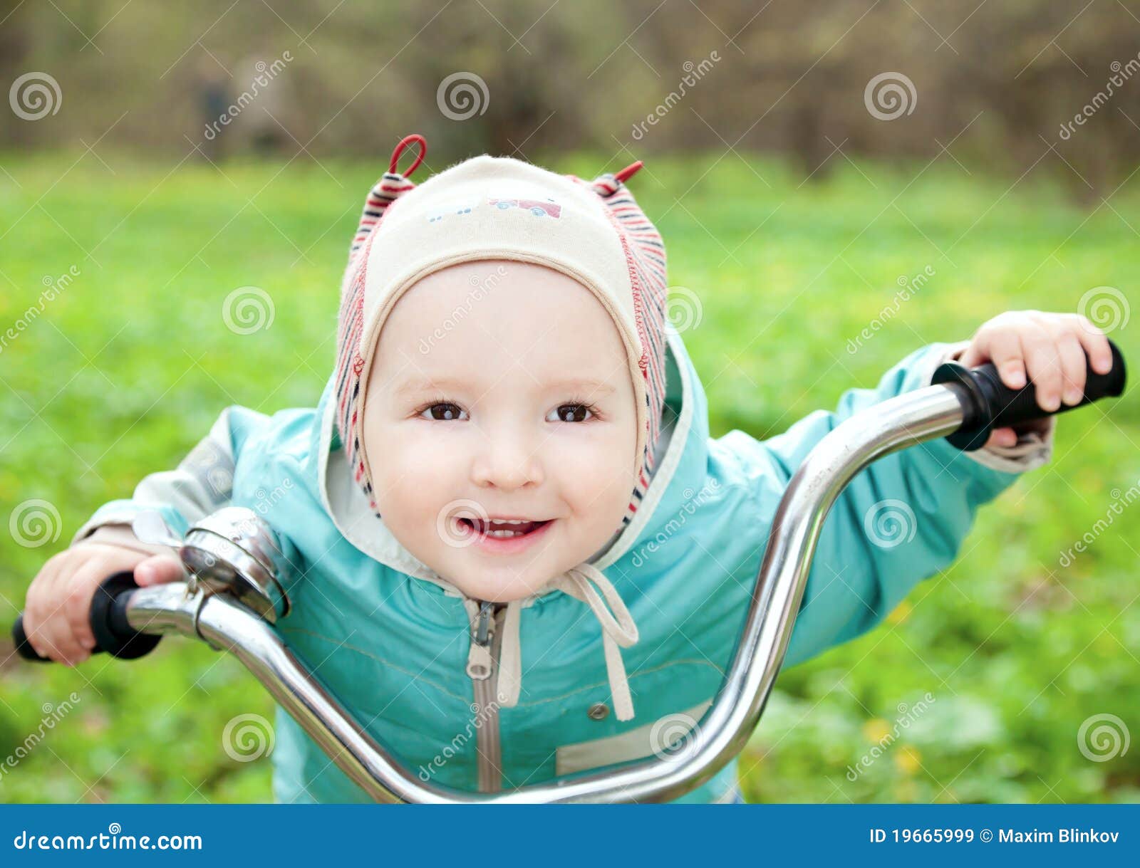 Blij Kind Bij De Fiets Van De Kinderen Stock Afbeelding - Image of ...