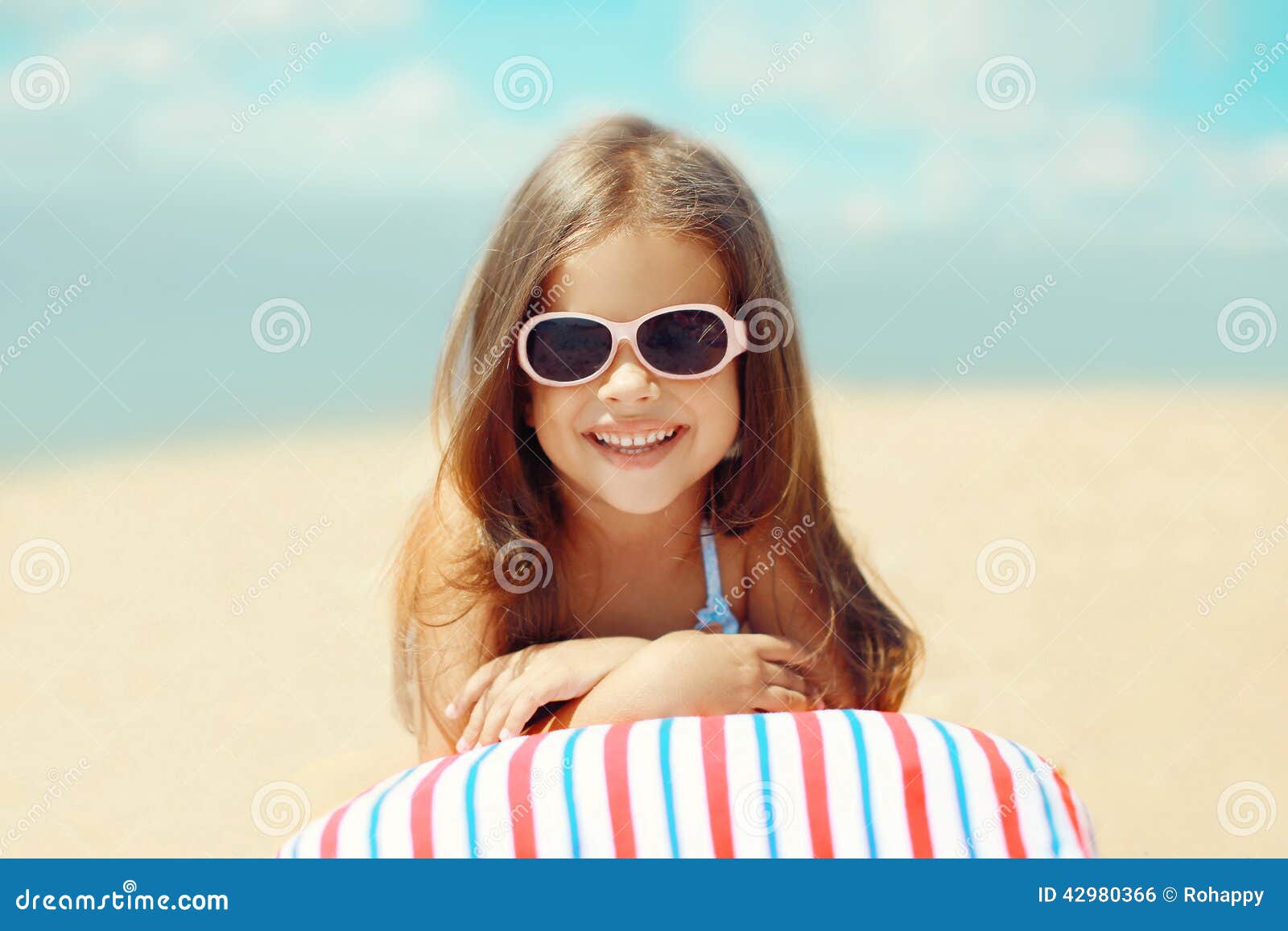 Blij Kind Die Op Het Strand in De Zomer Rusten Stock Foto - Image of ...
