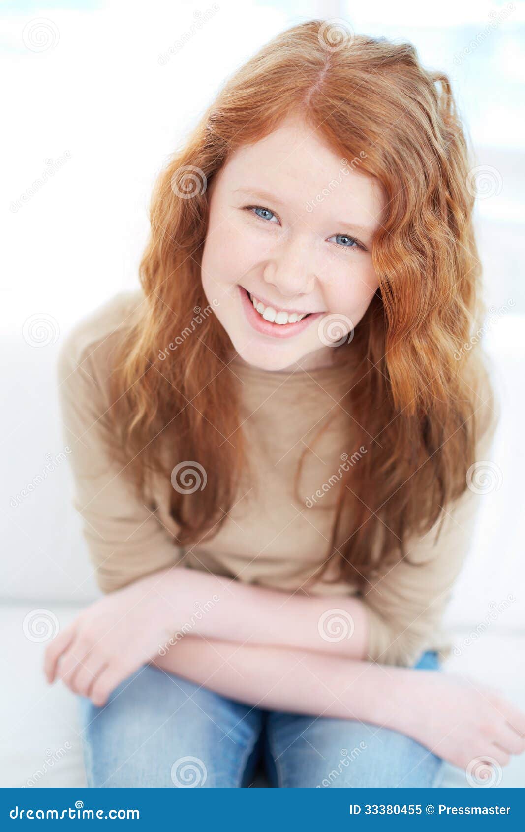 Blij meisje stock afbeelding. Image of persoon, teint - 33380455