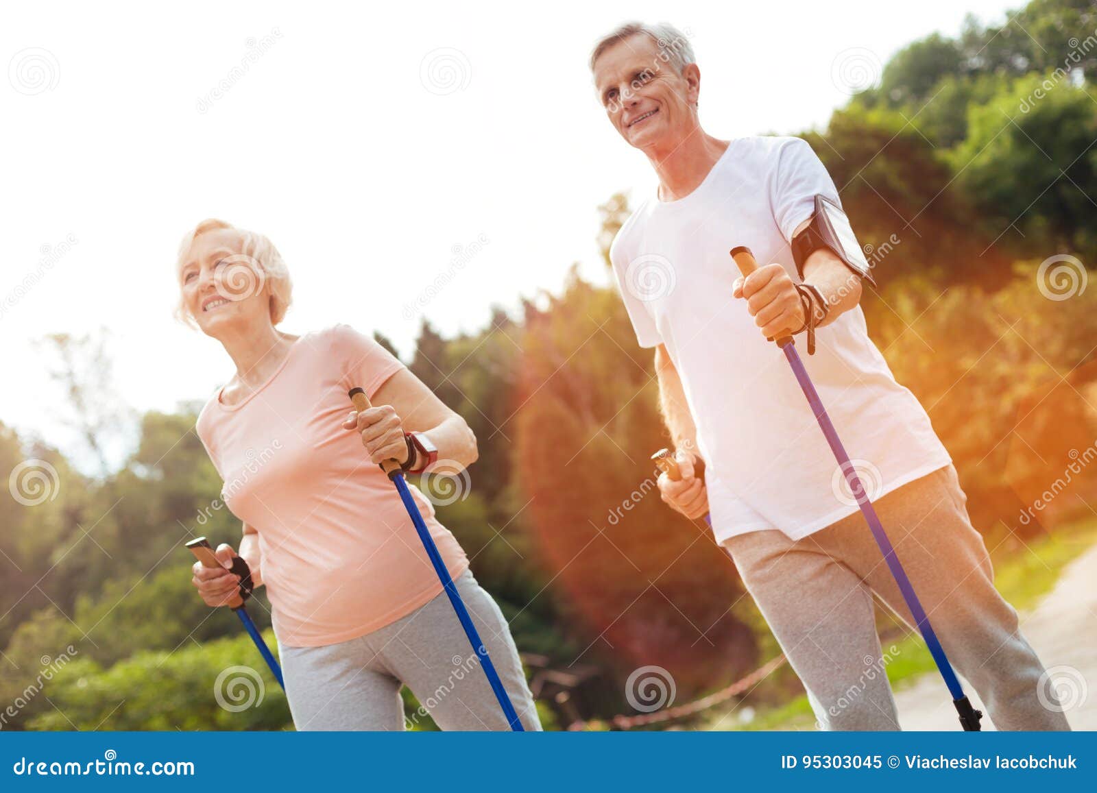 Blije Actieve Mensen Die Langs De Route Lopen Stock Afbeelding - Image ...