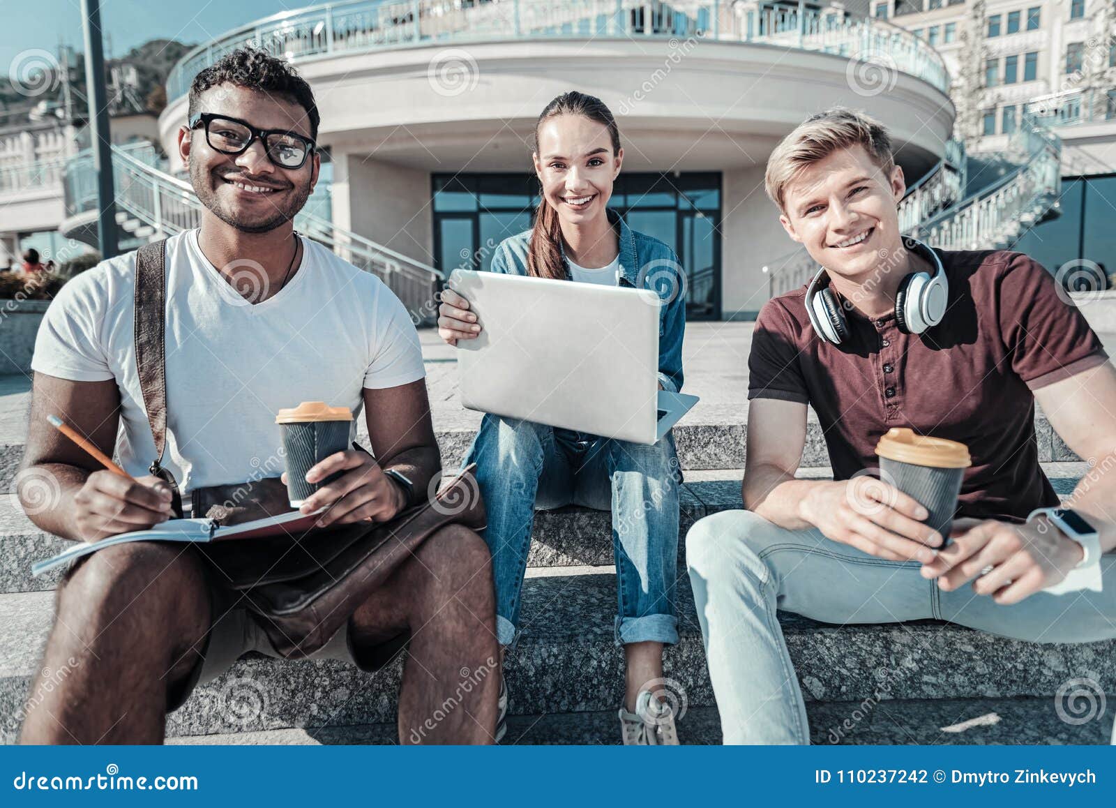 Blije Jonge Studenten Die U Bekijken Stock Foto - Image of altijd ...