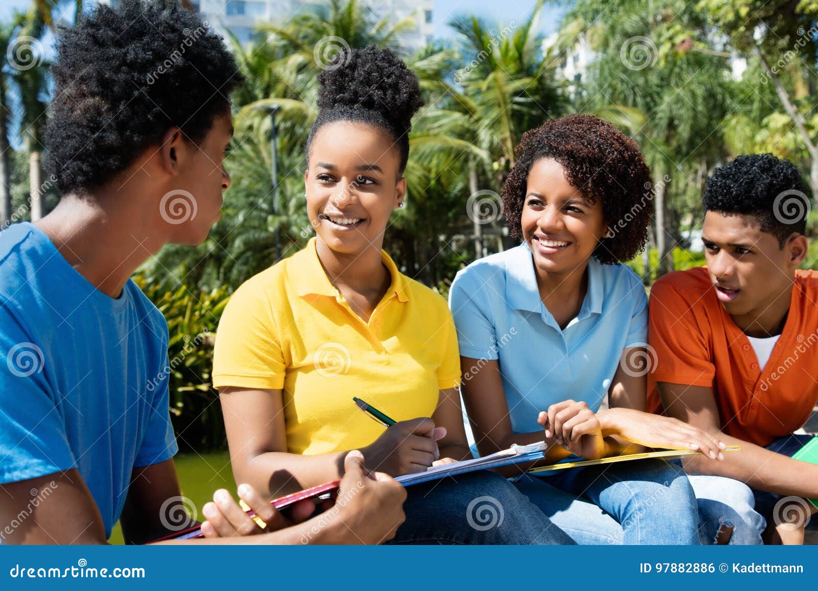Blije Lachende Groep Afrikaanse Amerikaanse Studenten Stock Foto ...