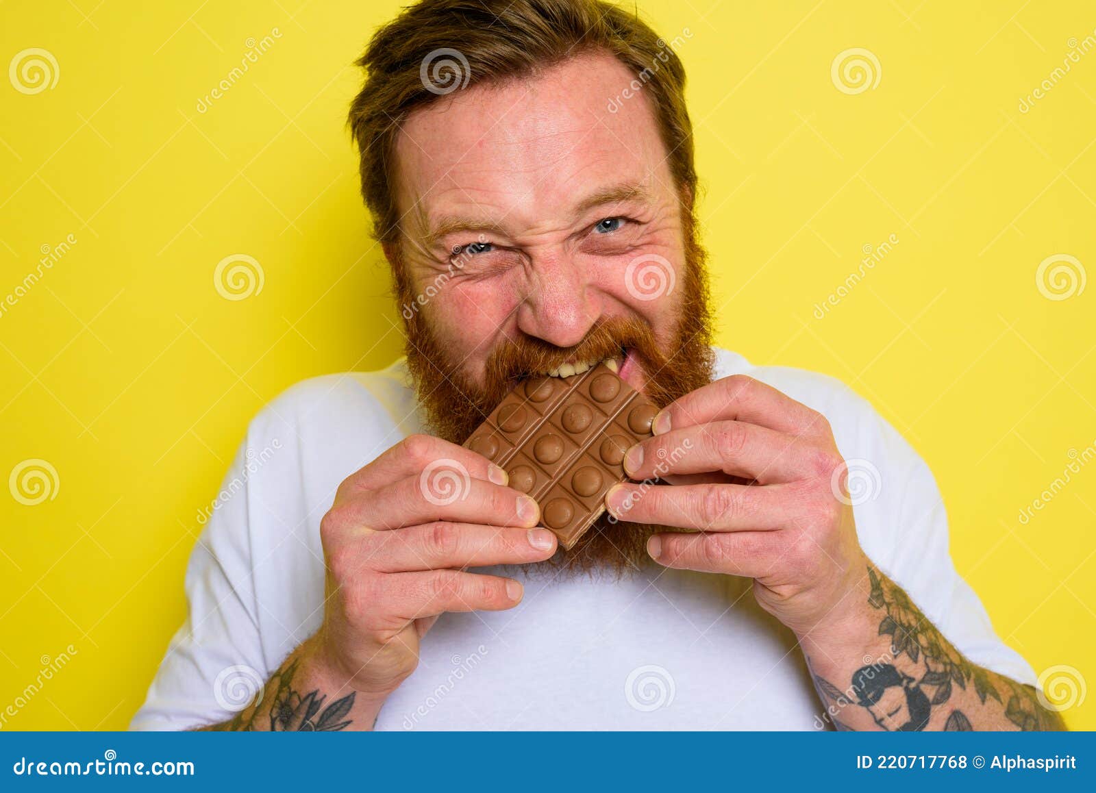 Blije Man Met Baard En Tatoeages Eet Chocolade Stock Foto - Image of ...
