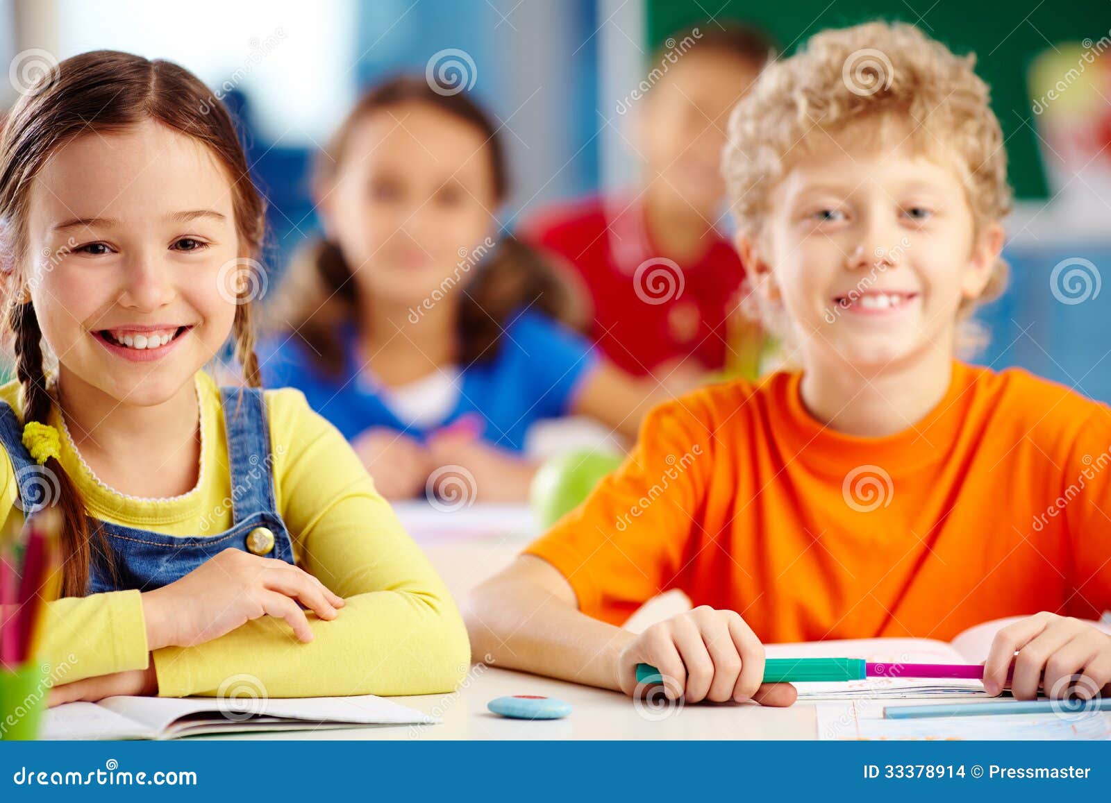 Blije studenten stock foto. Image of kinderjaren, wijfje - 33378914
