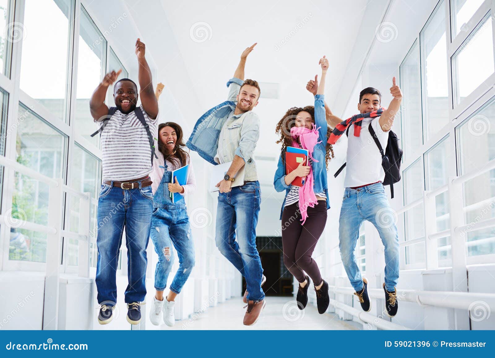 Blije studenten stock foto. Image of groep, glimlachen - 59021396