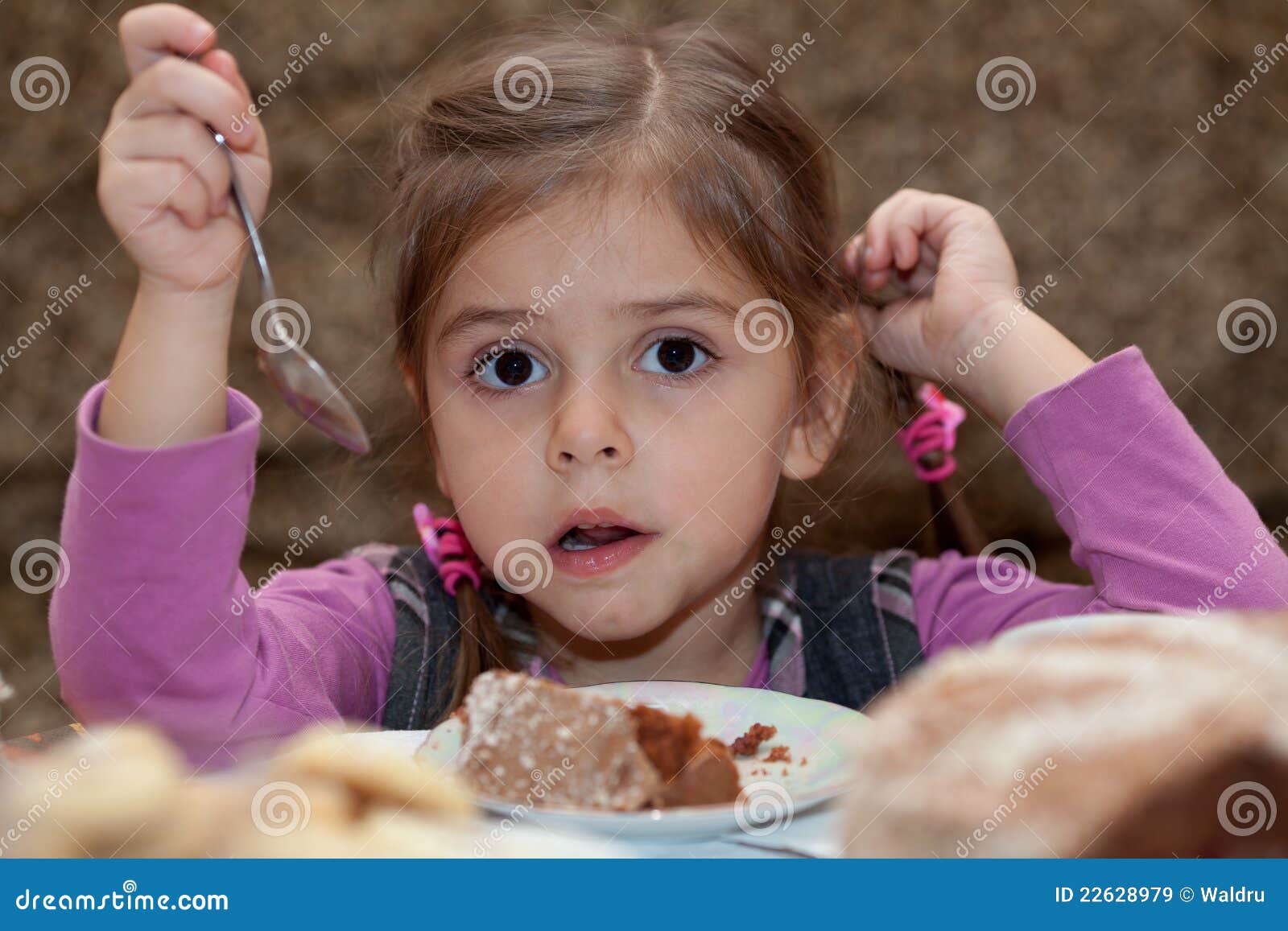 Blik Van Meisje Dat Cake Eet Stock Afbeelding - Image of kaukasisch ...