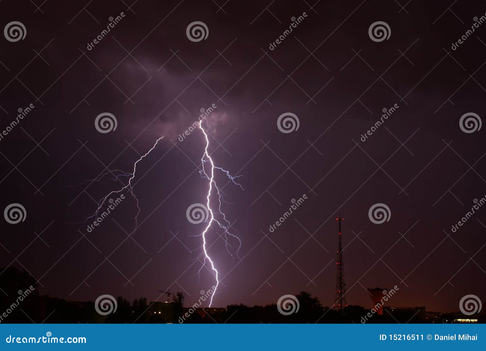 Bliksem stock afbeelding. Image of donker, blikseminslag - 15216511