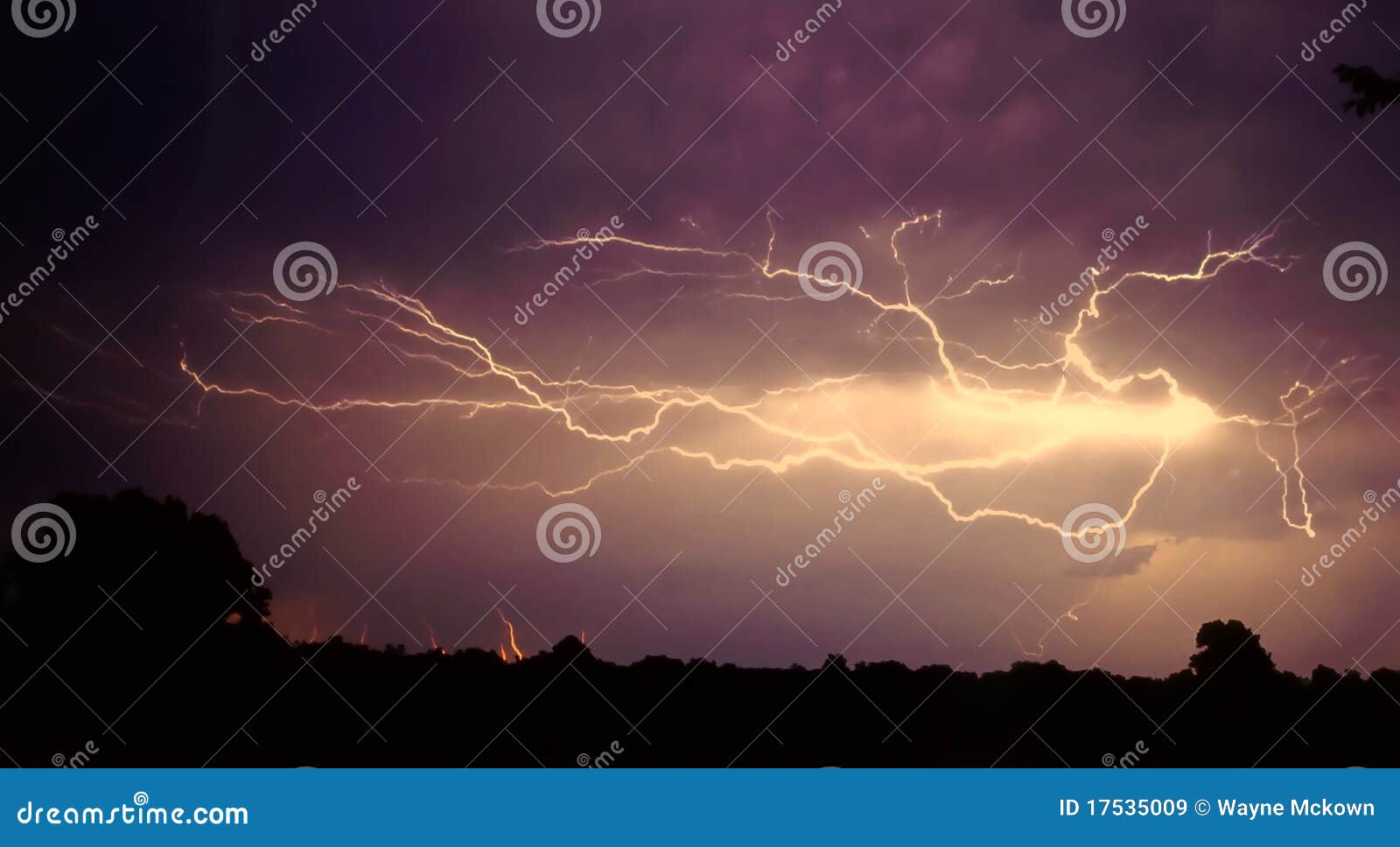 Bliksem stock afbeelding. Image of bout, elektriciteit - 17535009