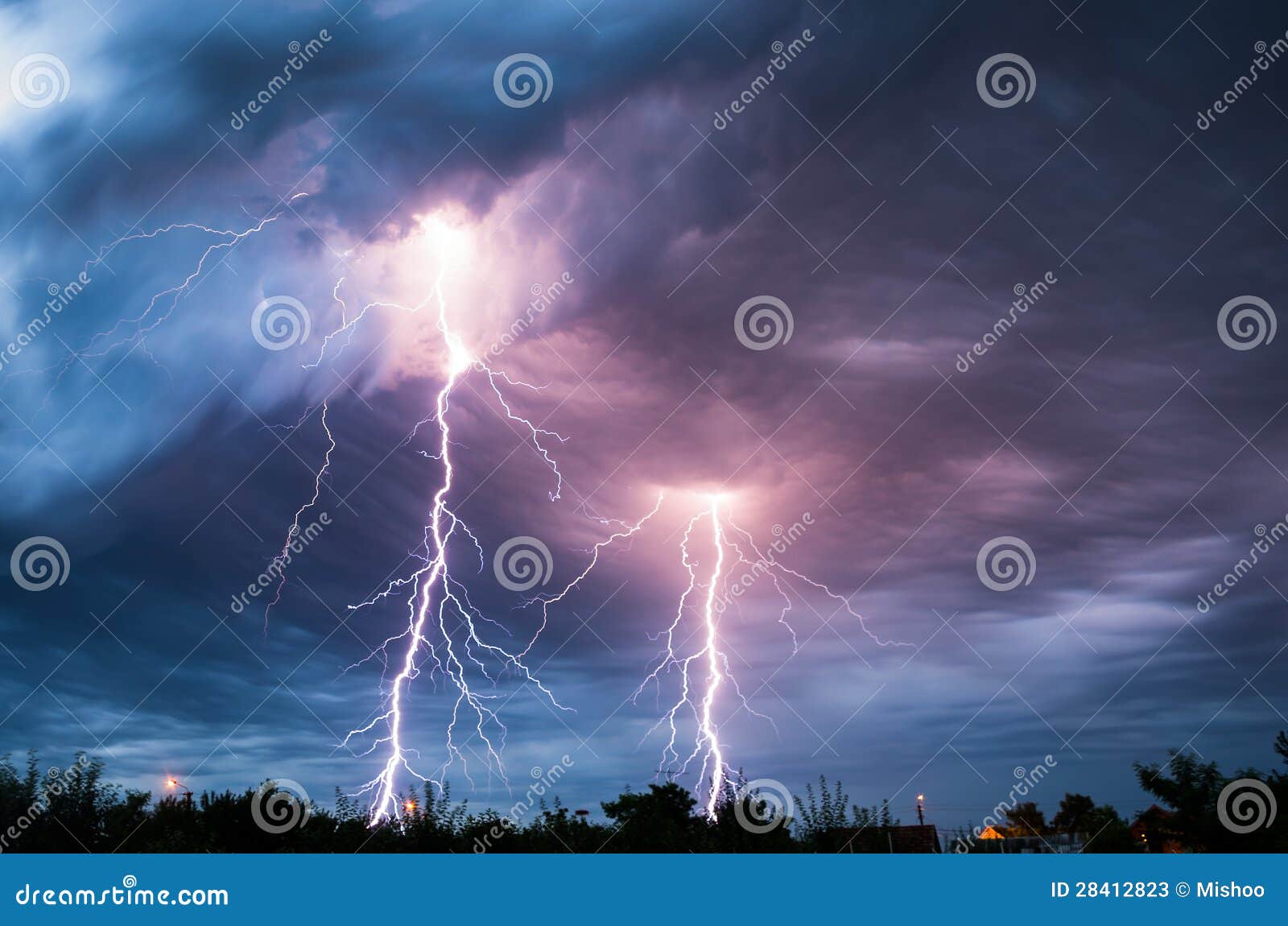 Bliksem stock afbeelding. Image of bliksem, wolken, flits - 28412823