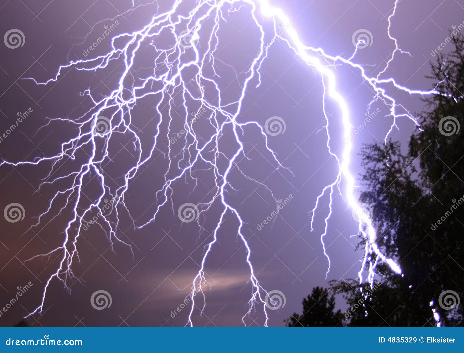 Bliksem stock afbeelding. Image of staking, lossing, nave - 4835329