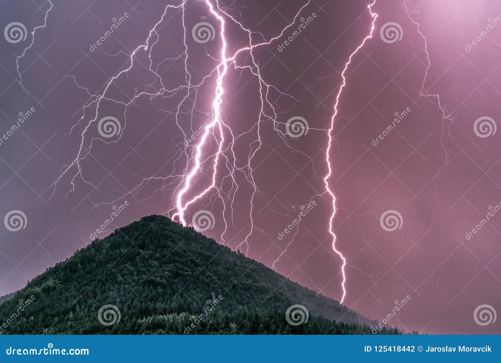 Bliksem in de stad stock foto. Image of achtergrond - 125418442