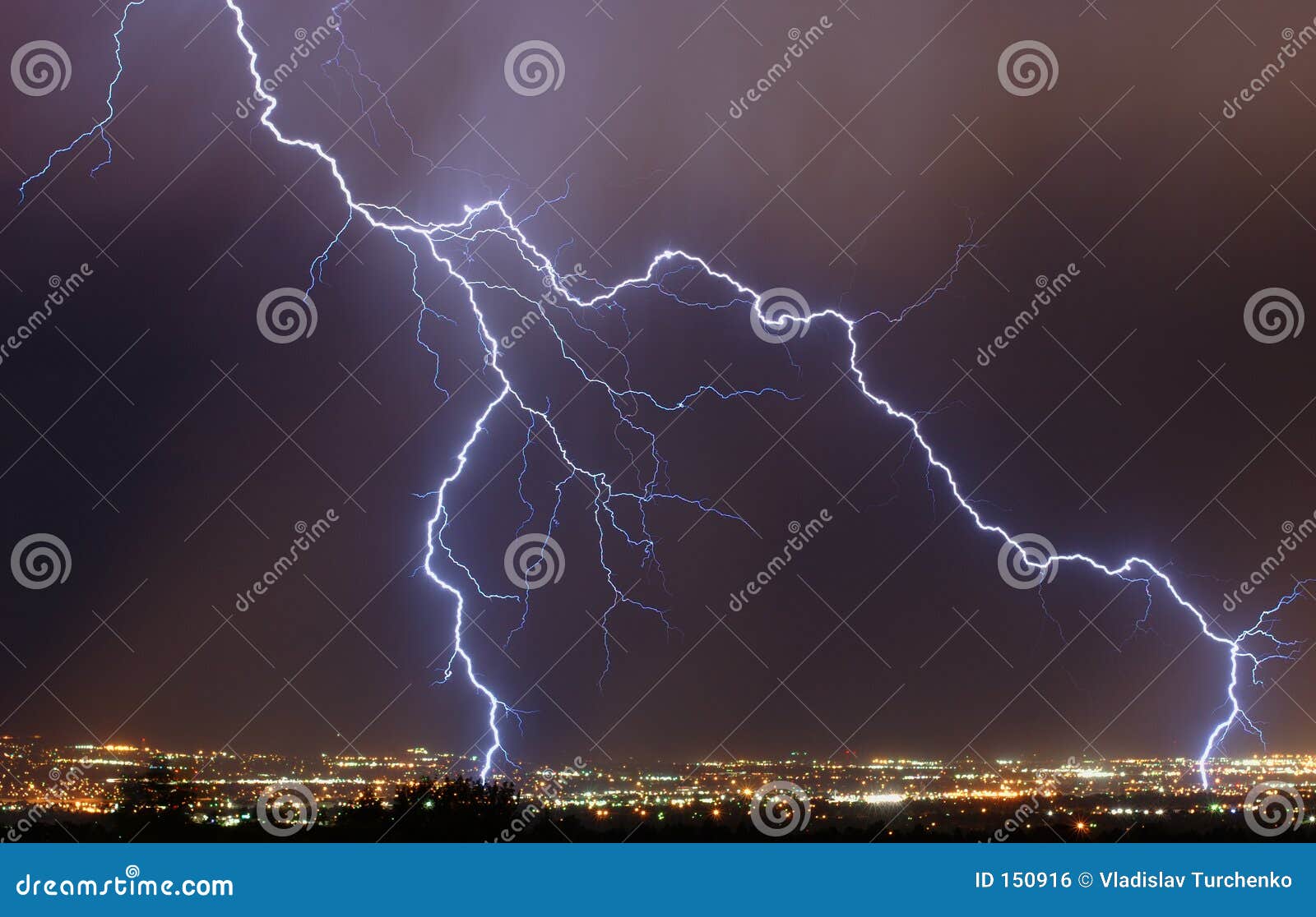 Bliksem over de stad stock foto. Image of bout, spanning - 150916