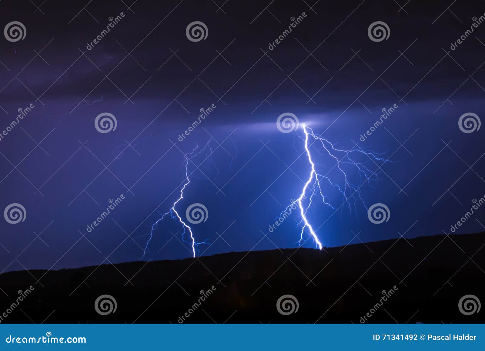 Blikseminslag met bliksem stock foto. Image of schoonheid - 71341492