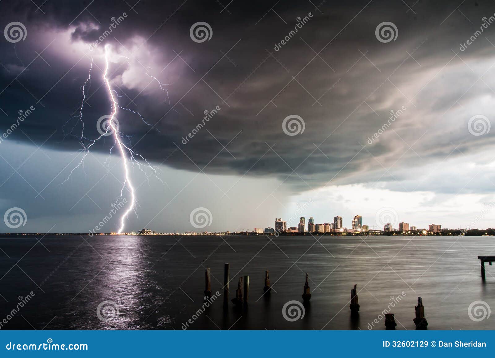 Blitz-Bolzen auf Tampa Bay stockbild. Bild von sturm - 32602129