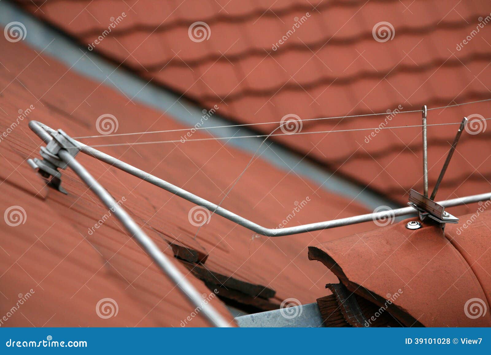 Blitzableiter Auf Einem Mit Ziegeln Gedeckten Dach Stockfoto - Bild von ...