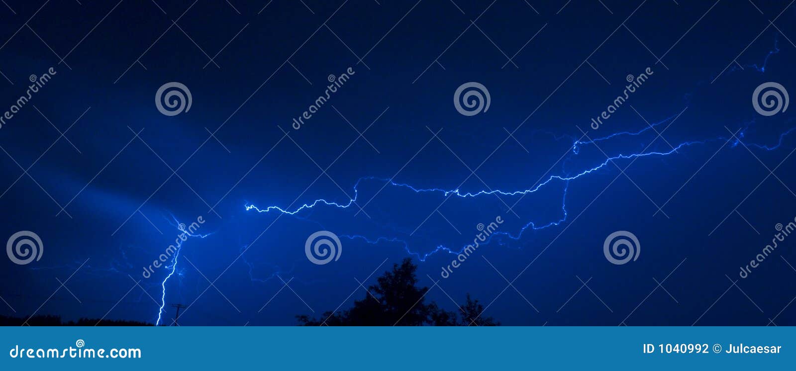 Blixt arkivfoto. Bild av himmel, träd, blixt, bolton, elkraft - 1040992