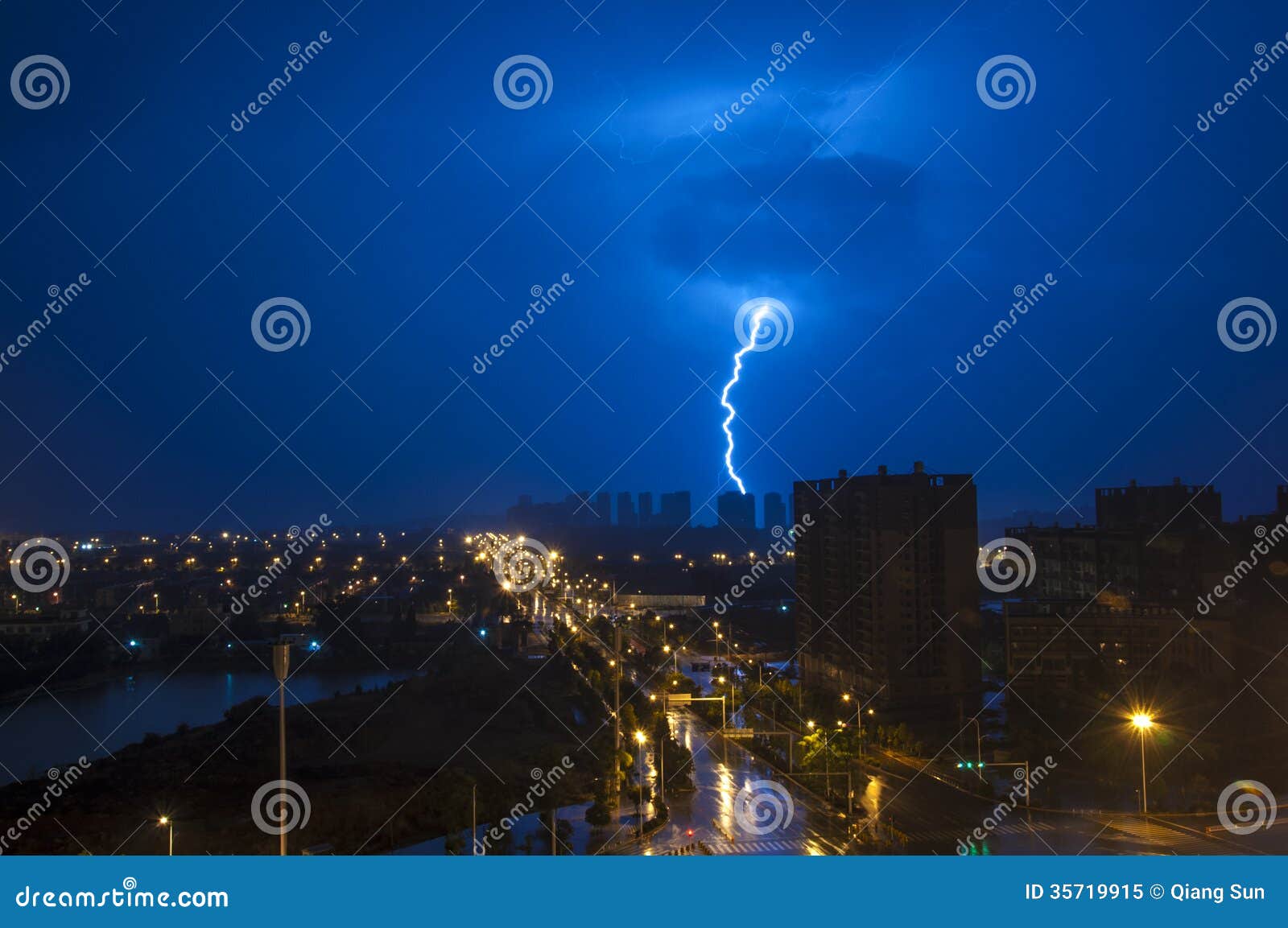 Blixt fotografering för bildbyråer. Bild av trevligt - 35719915