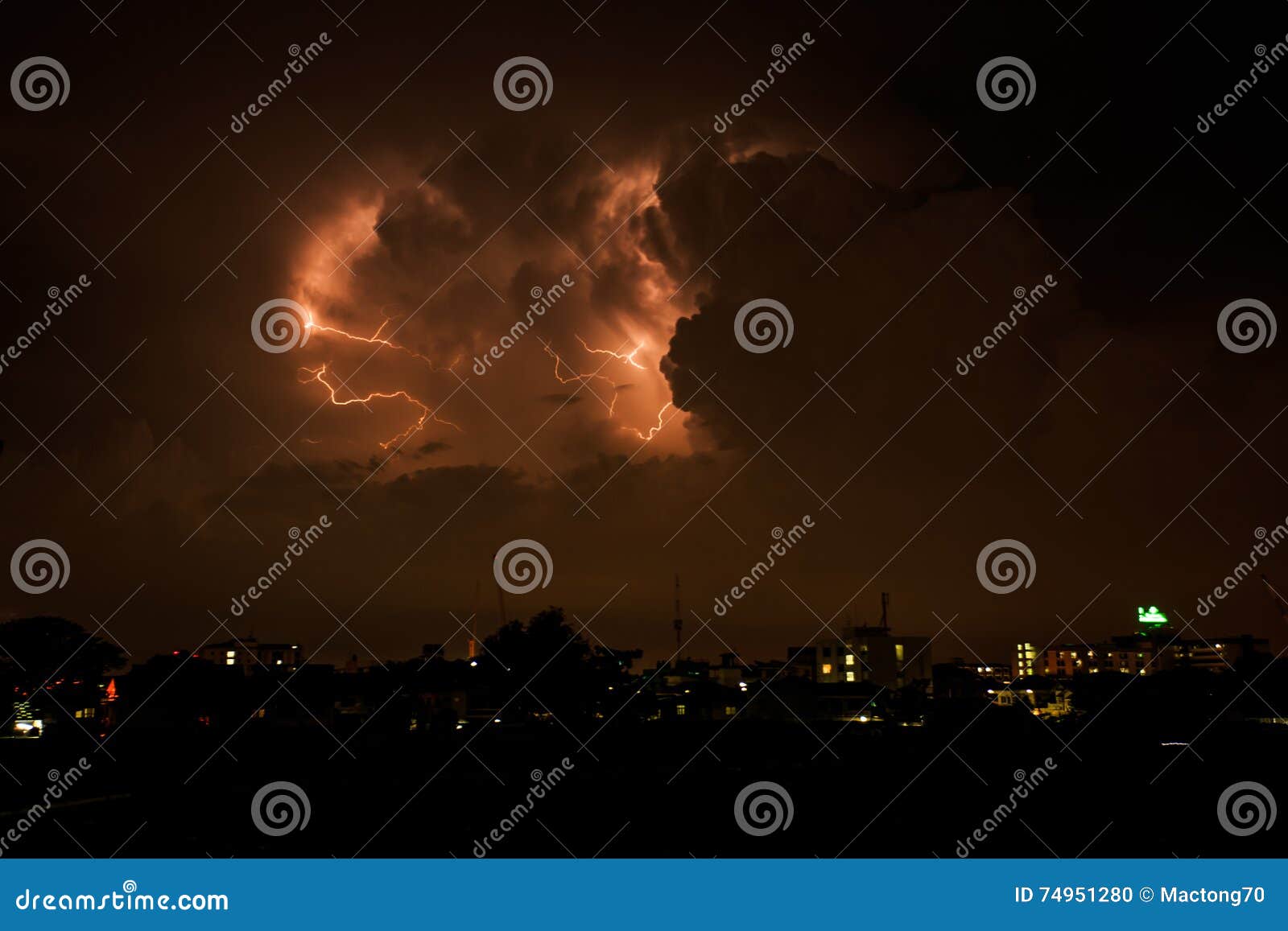 Blixt arkivfoto. Bild av blixt, strängt, regnstorm, elkraft - 74951280