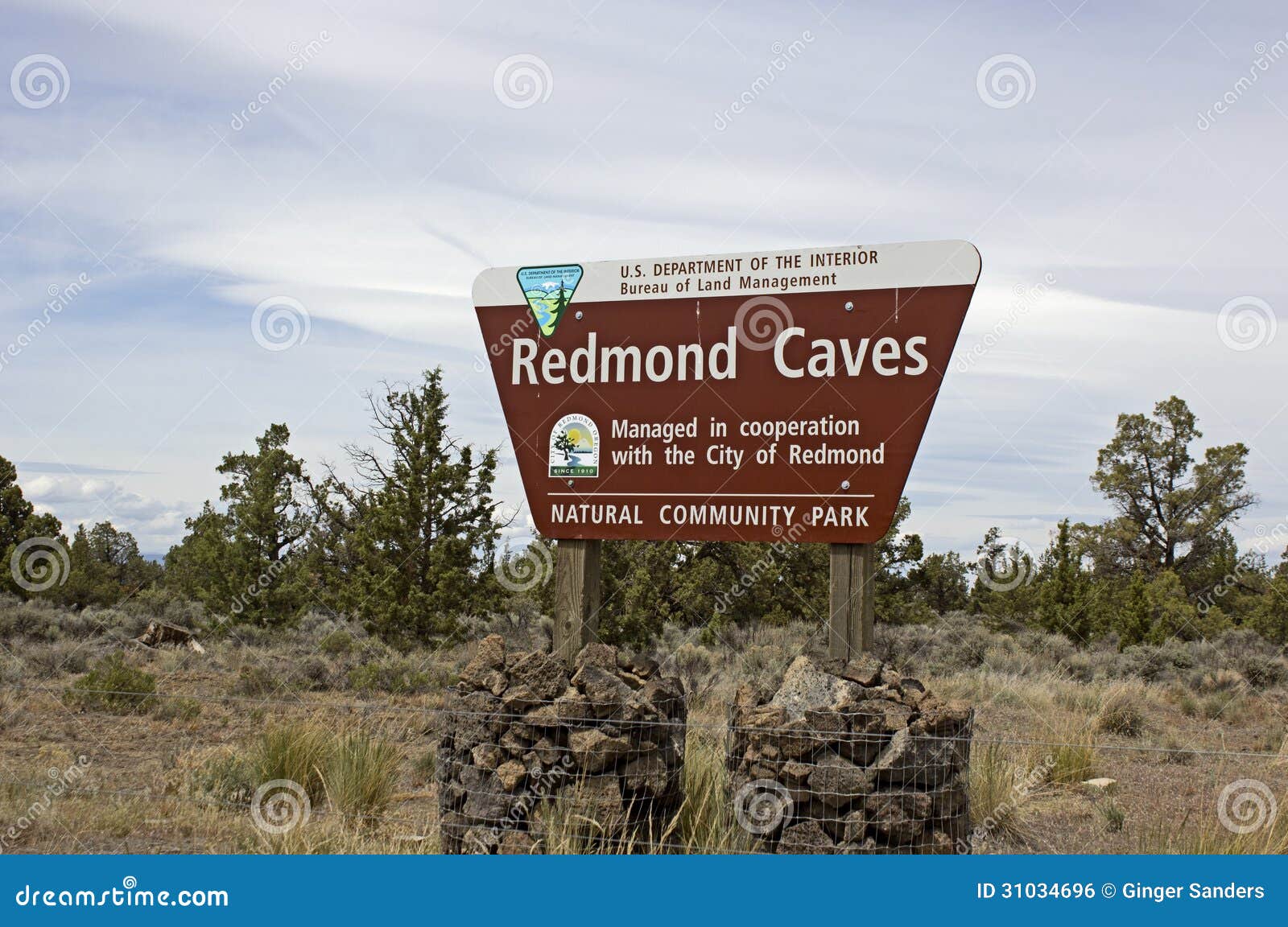 BLM Redmond Caves Information Sign Foto editorial - Imagen de copia ...