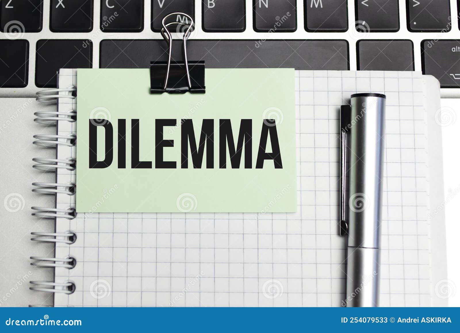 Bloc De Notas Con El Texto Sobre El Dilema De La Laptop Imagen de ...