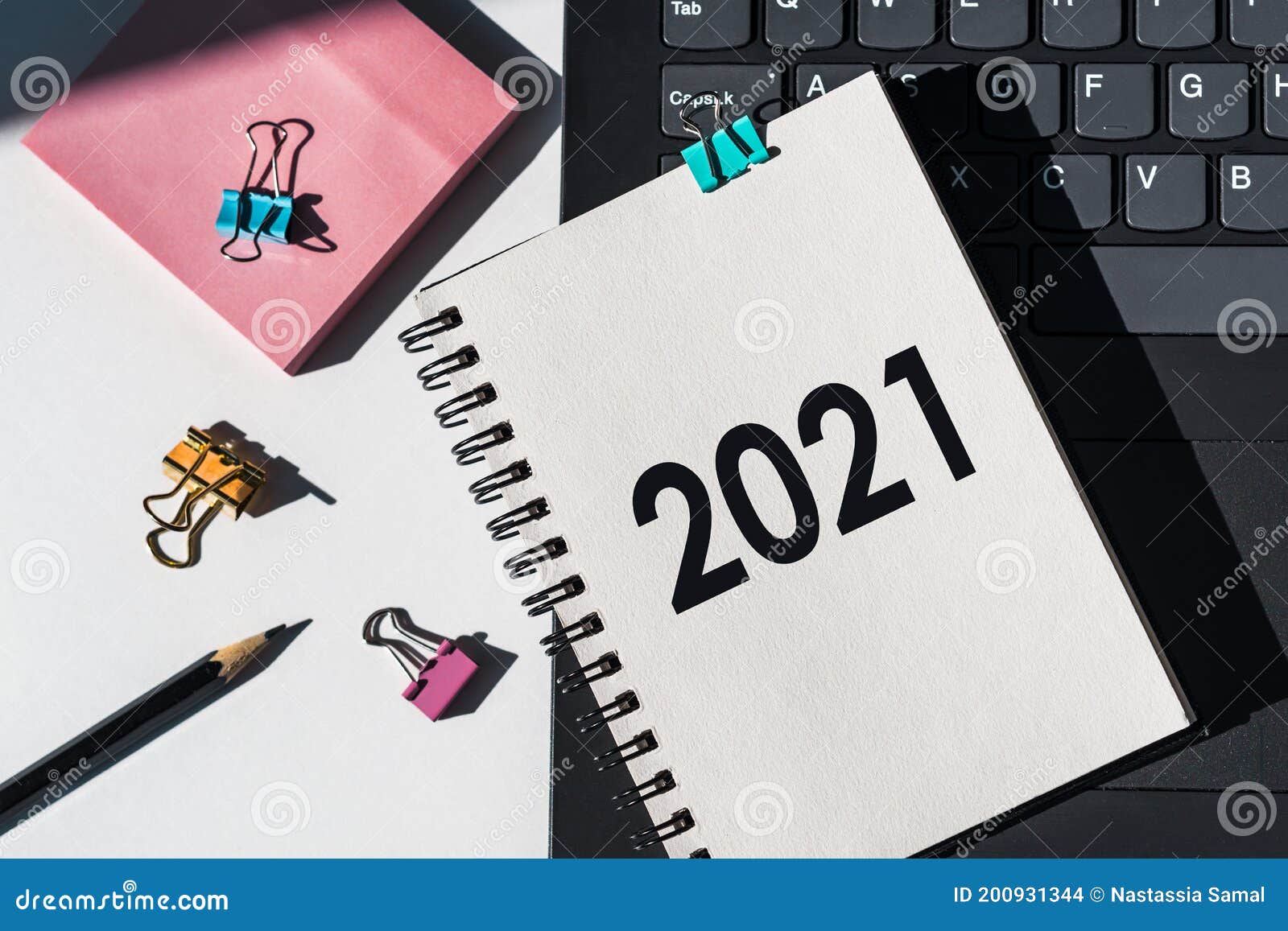 Bloc De Notas Con Herramientas Y Notas Con Texto 2021 Foto de archivo ...