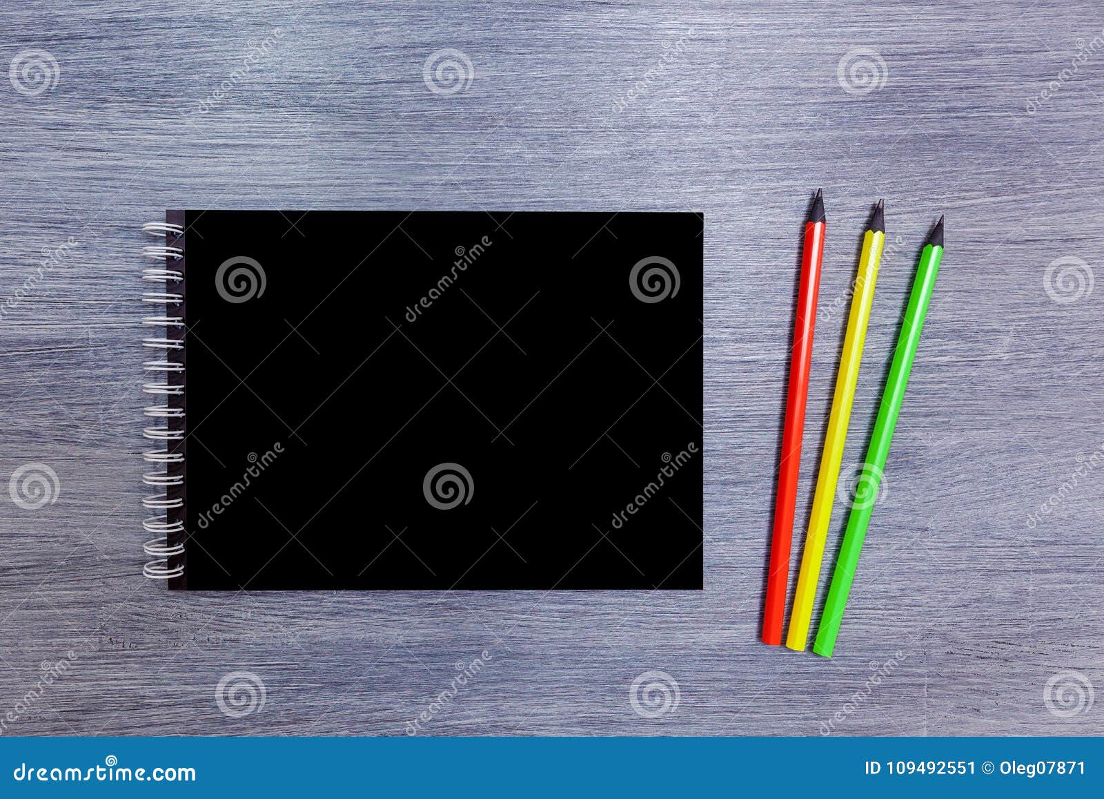 Bloc-notes Avec Des Crayons Image stock - Image du agenda, note: 109492551