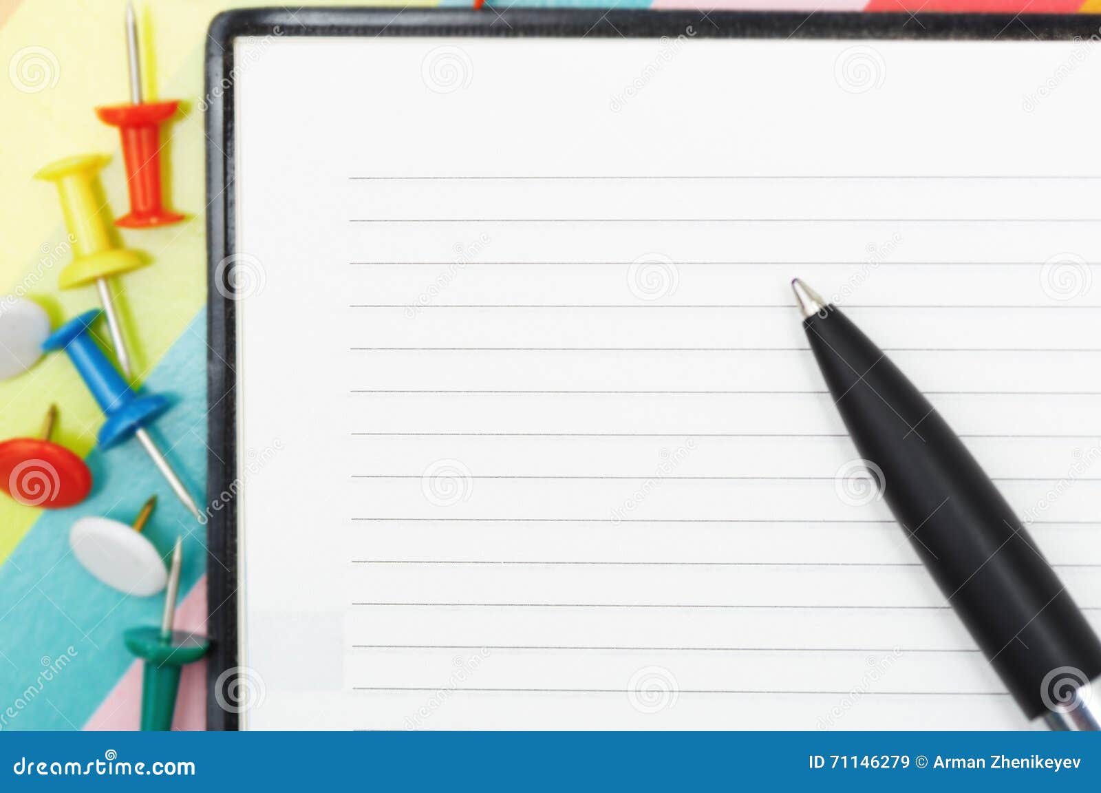 Bloc-notes Avec Le Stylo Et Les Punaises Image stock - Image du ...