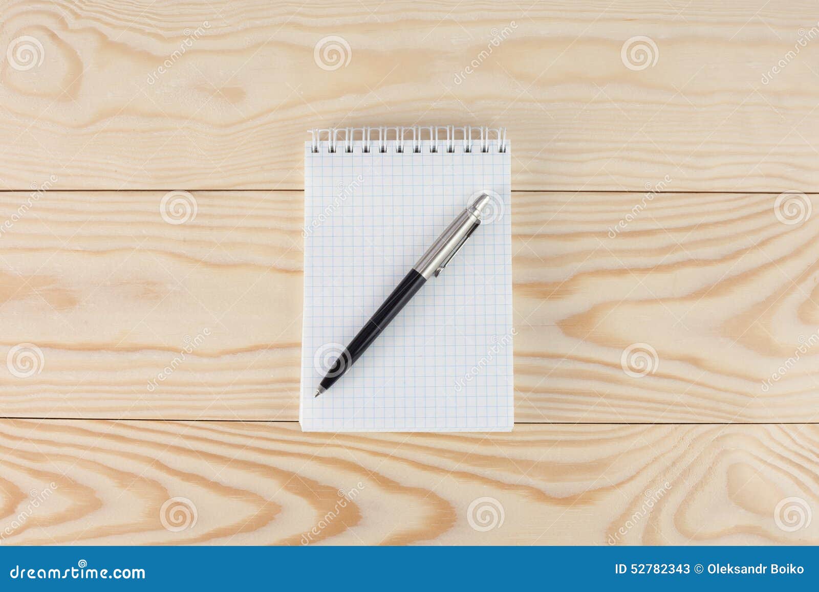 Bloc-notes Avec Le Stylo Sur La Table En Bois Image stock - Image du ...