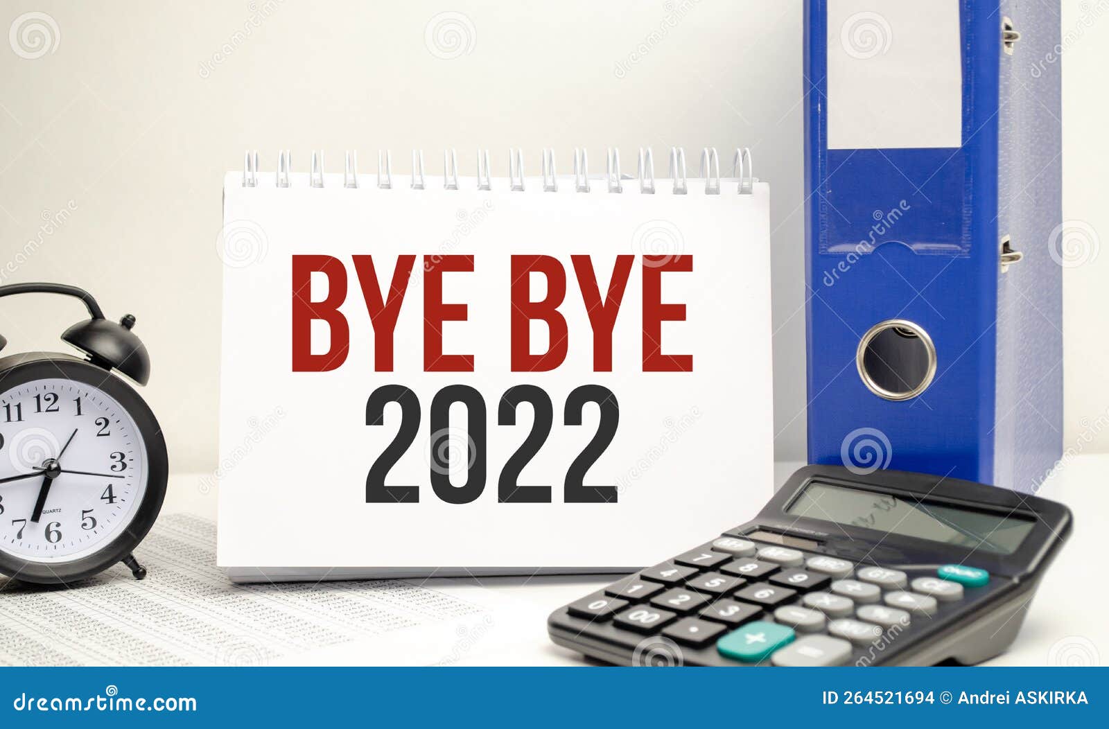 Bloc-notes Blanc Avec Le Texte Bye Bye 2022 Avec Calculatrice Et ...