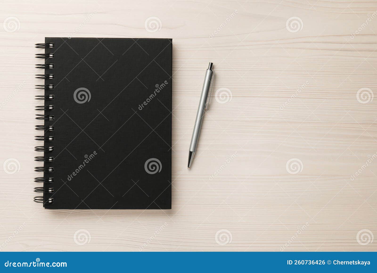 Bloc-notes Et Stylo Sur Table En Bois Blanc Plat . Espace Pour Le Texte ...