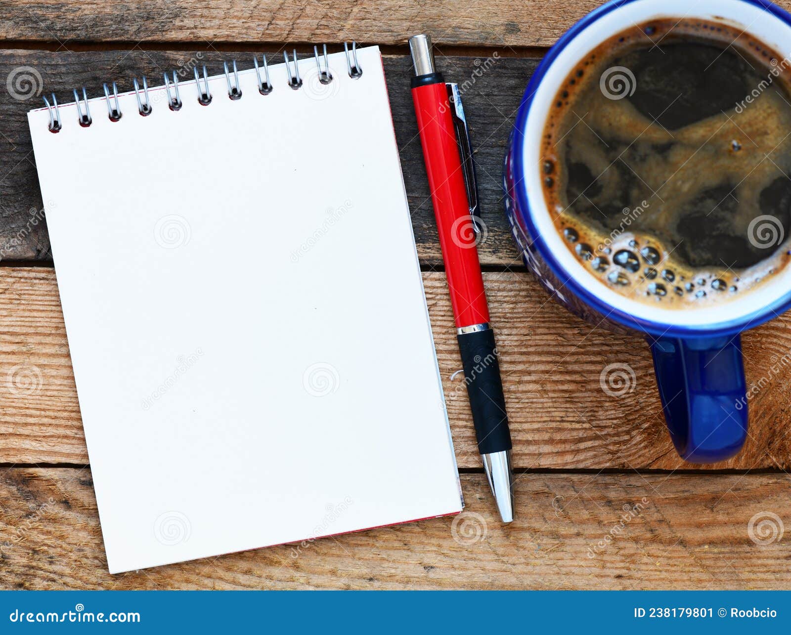 Bloc-notes Vierge Et Table En Bois De Bureau Image stock - Image du ...