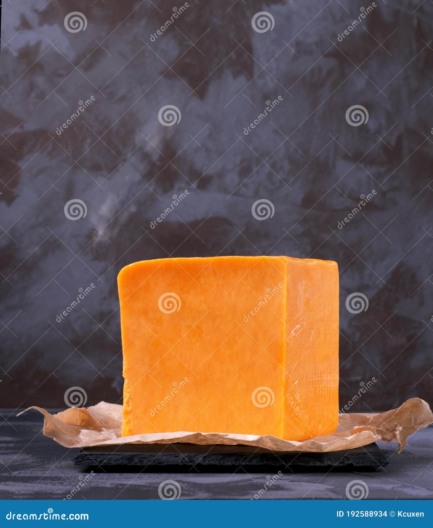 Bloc Rouge De Fromages Cheddar Photo stock - Image du copie, cuisine ...