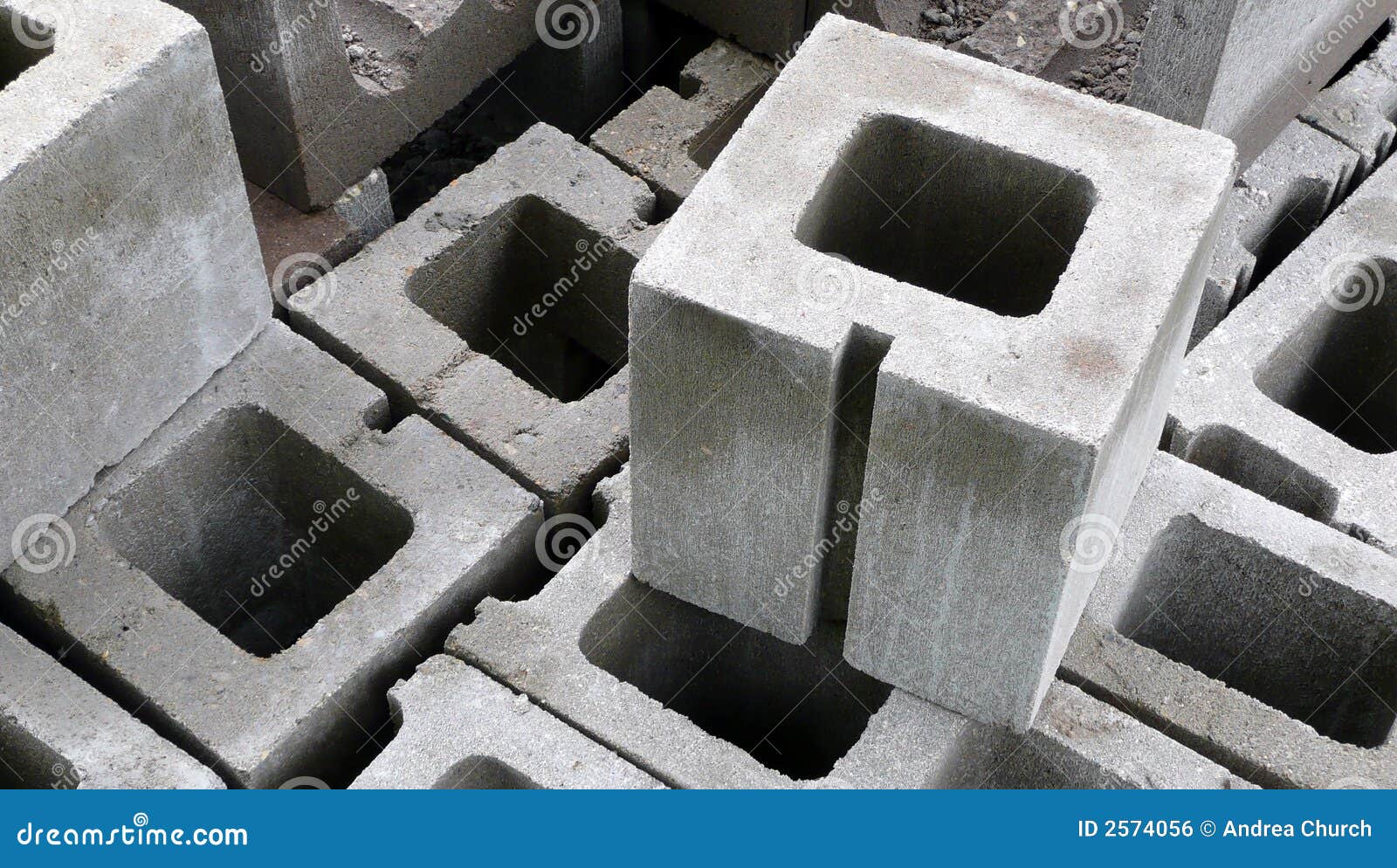 Blocchi in calcestruzzo fotografia stock. Immagine di muratore - 2574056
