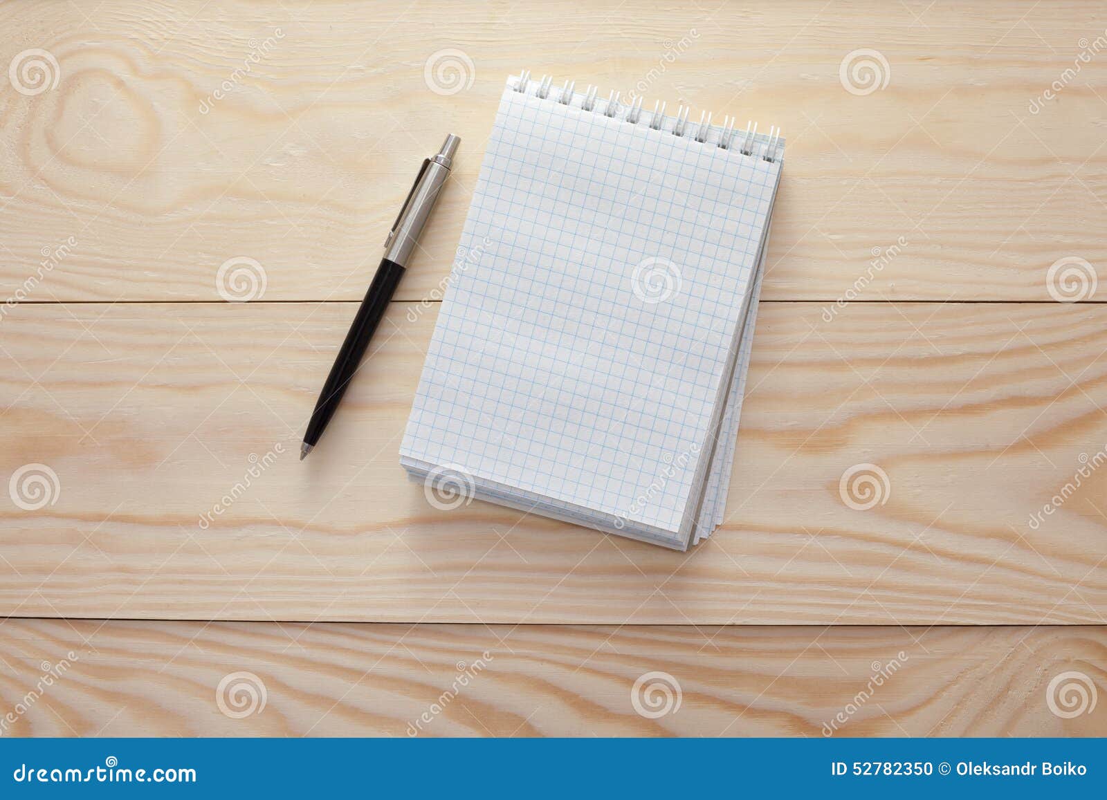 Blocco Note Con La Penna Sulla Tavola Di Legno Fotografia Stock ...