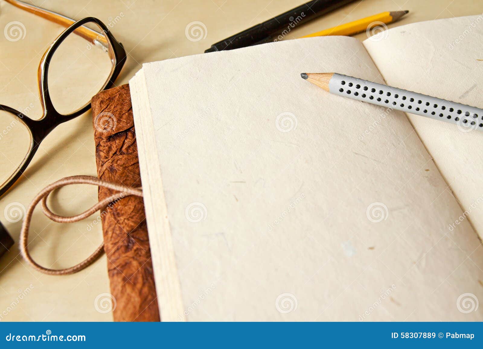 Blocco Note Dello Sketchbook Immagine Stock - Immagine di foglio, nota ...