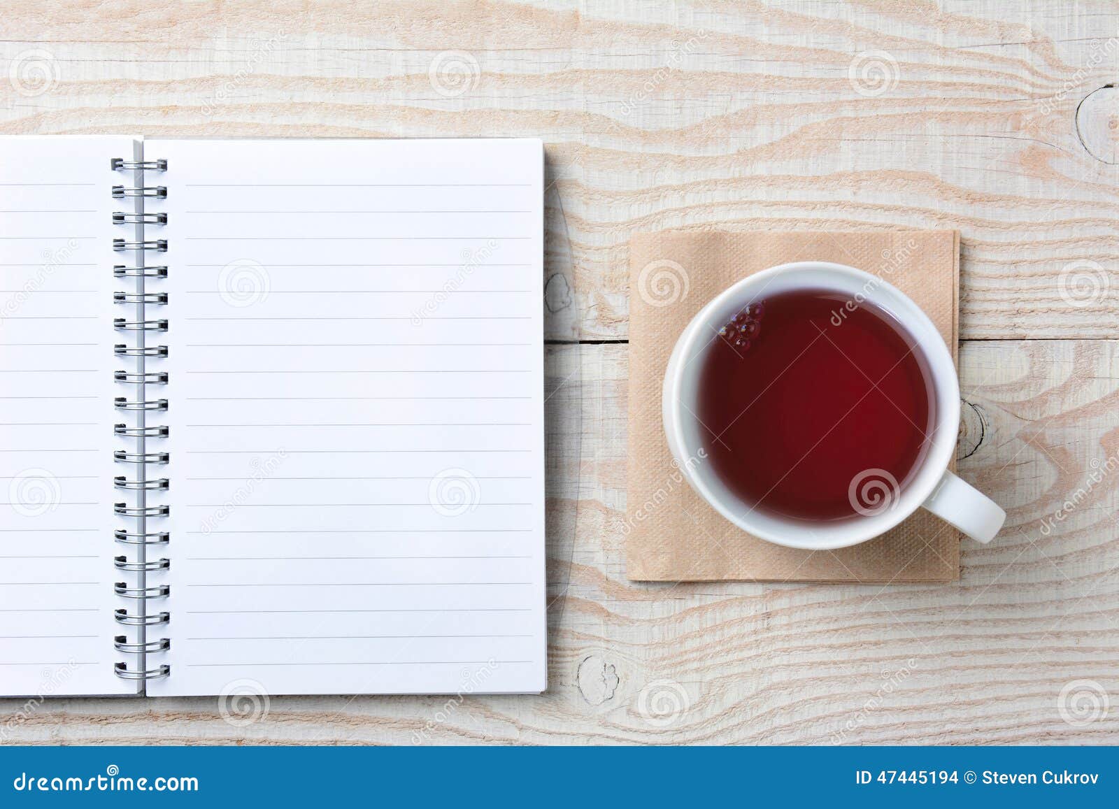 Blocco note e tazza di tè fotografia stock. Immagine di scrittorio ...