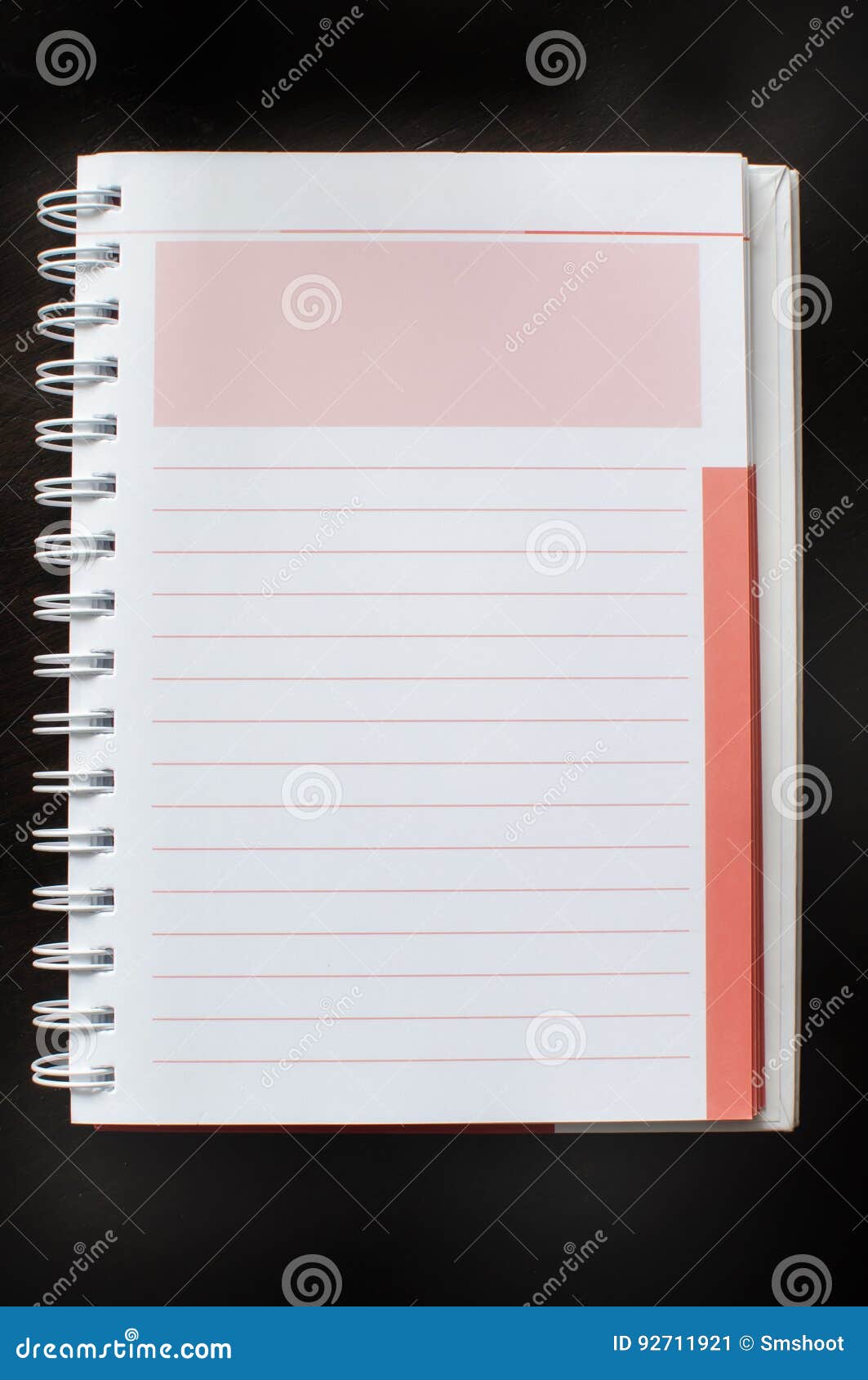 Blocco Note a Spirale in Bianco Con La Linea Rossa Immagine Stock ...