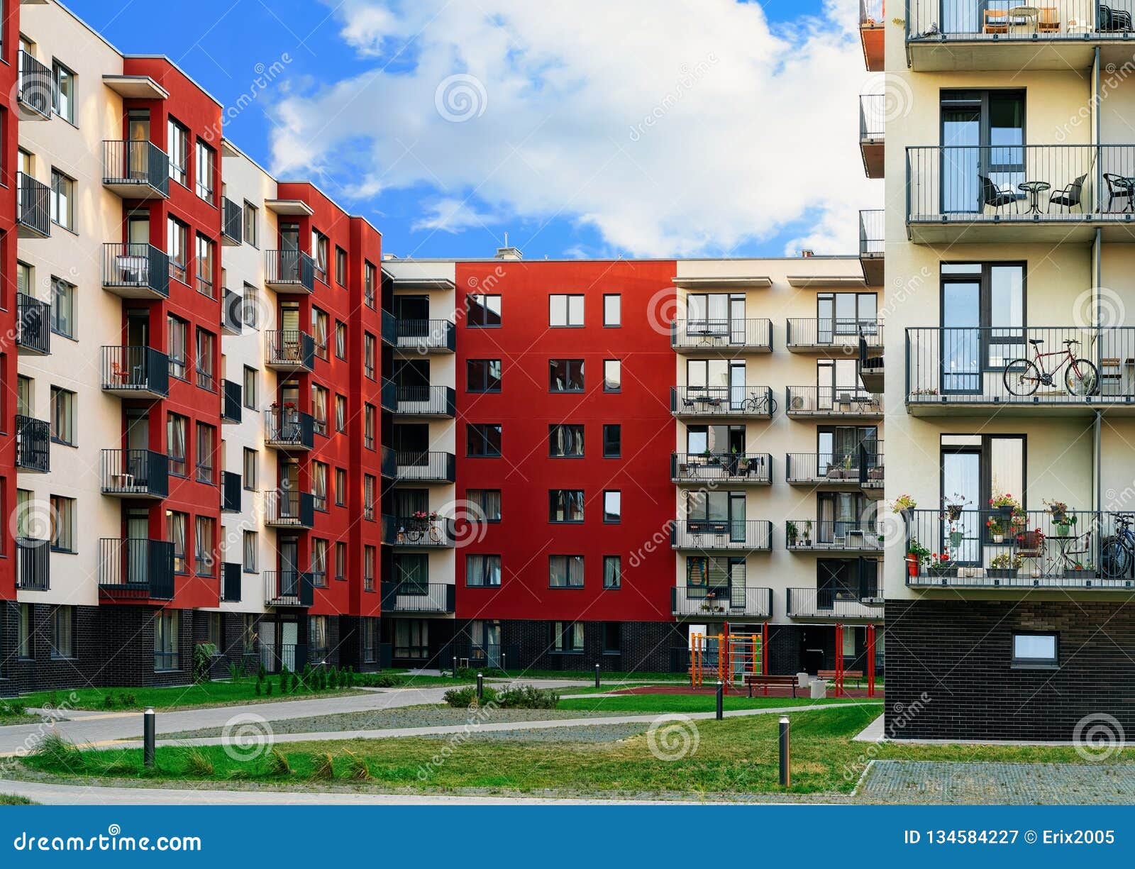 Bloco Complexo Residencial Moderno Da Casa De Apartamento E Facilidade ...