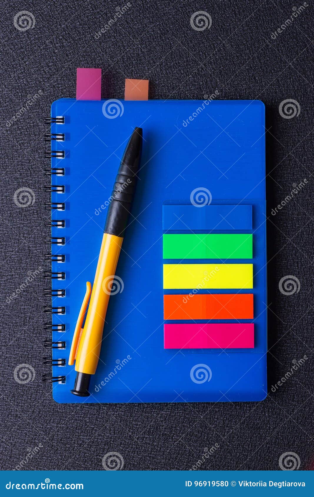 Bloco De Notas Azul Com Etiquetas E a Pena Multi-coloridas Foto de ...