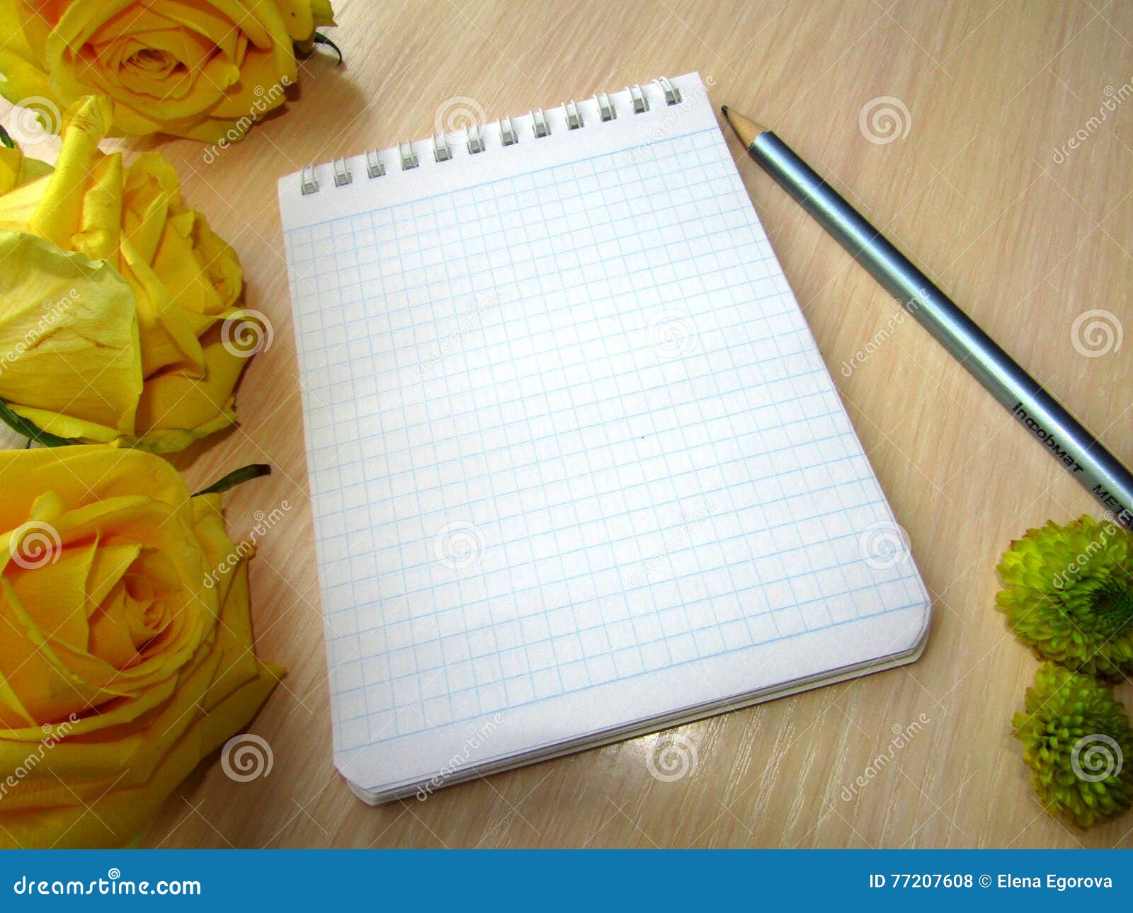 Bloco De Notas Branco Para Escrever O Texto Com Flores Amarelas Foto de ...