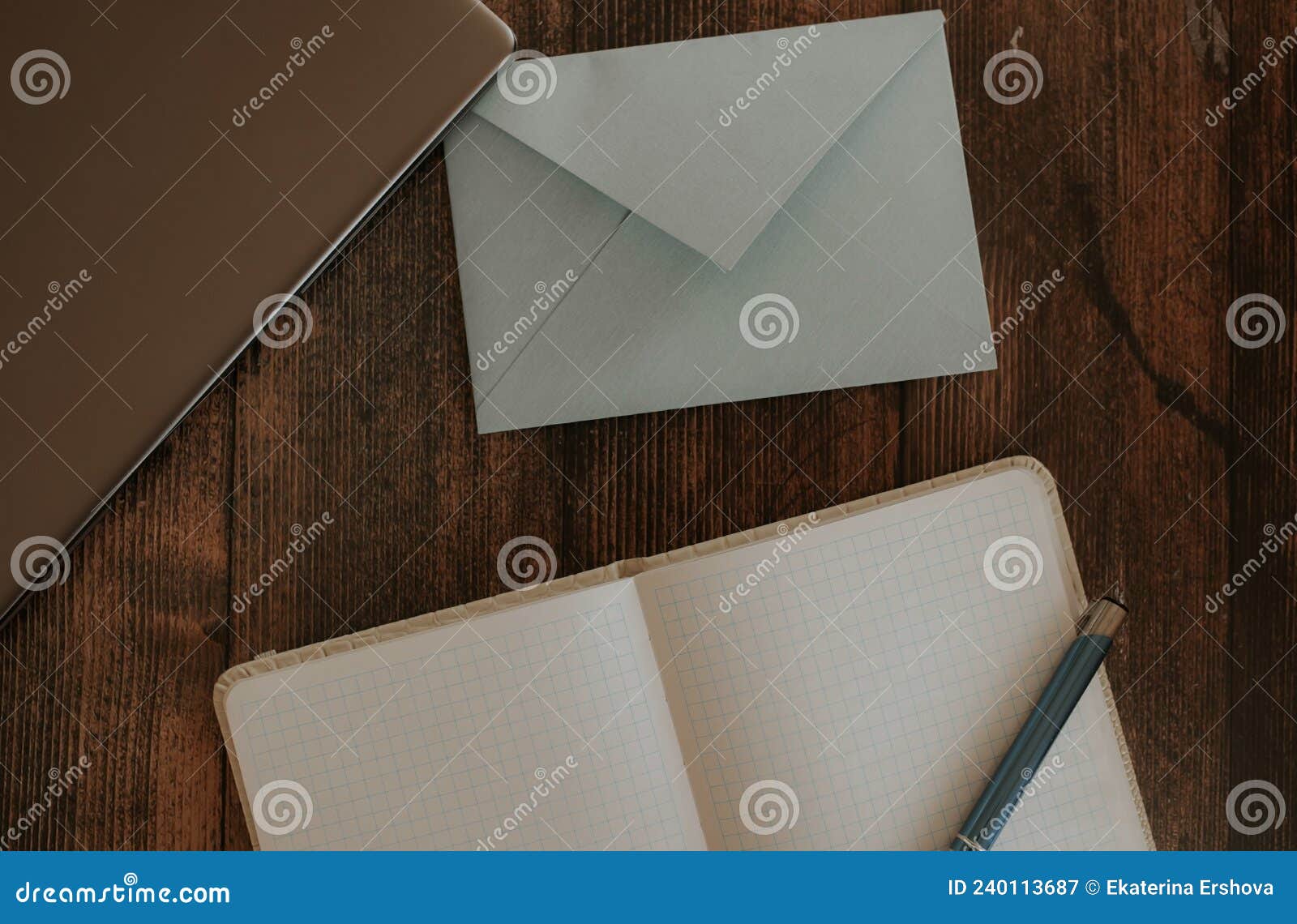 Bloco De Notas Com Caneta. Escrevendo Uma Carta Em Um Notebook Imagem ...