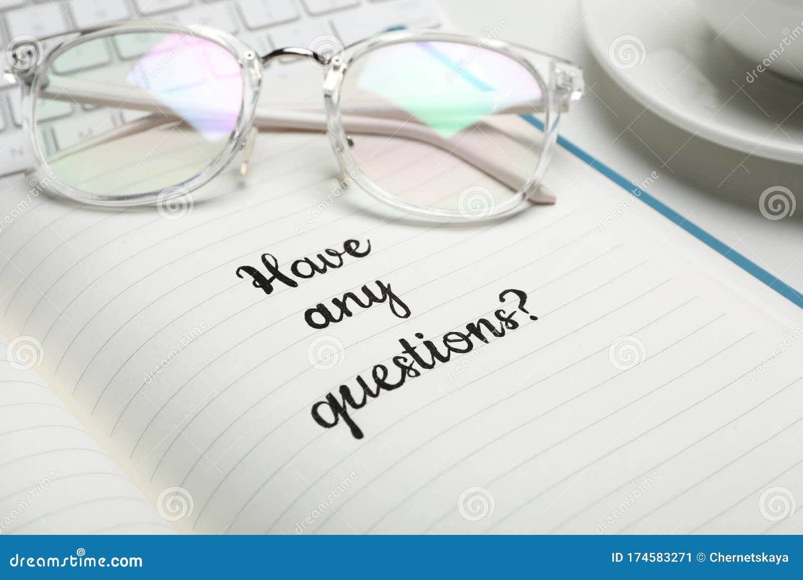 Bloco De Notas Com Frase Tem Quaisquer Perguntas E óculos Na Mesa ...