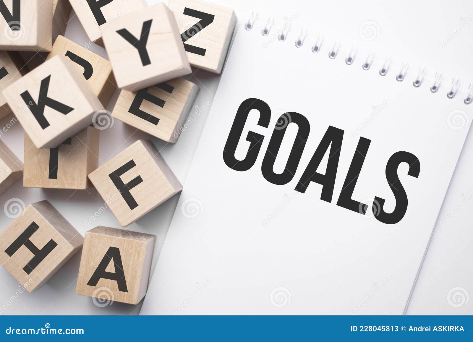 Bloco De Notas Com Metas De Texto E Cubos De Madeira Com Letras Imagem ...