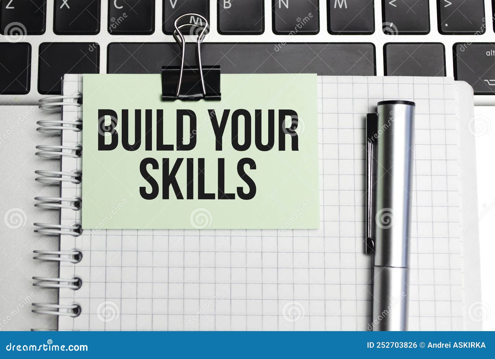 Bloco De Notas Com O Texto Sobre O Notebook Construa Suas Habilidades ...