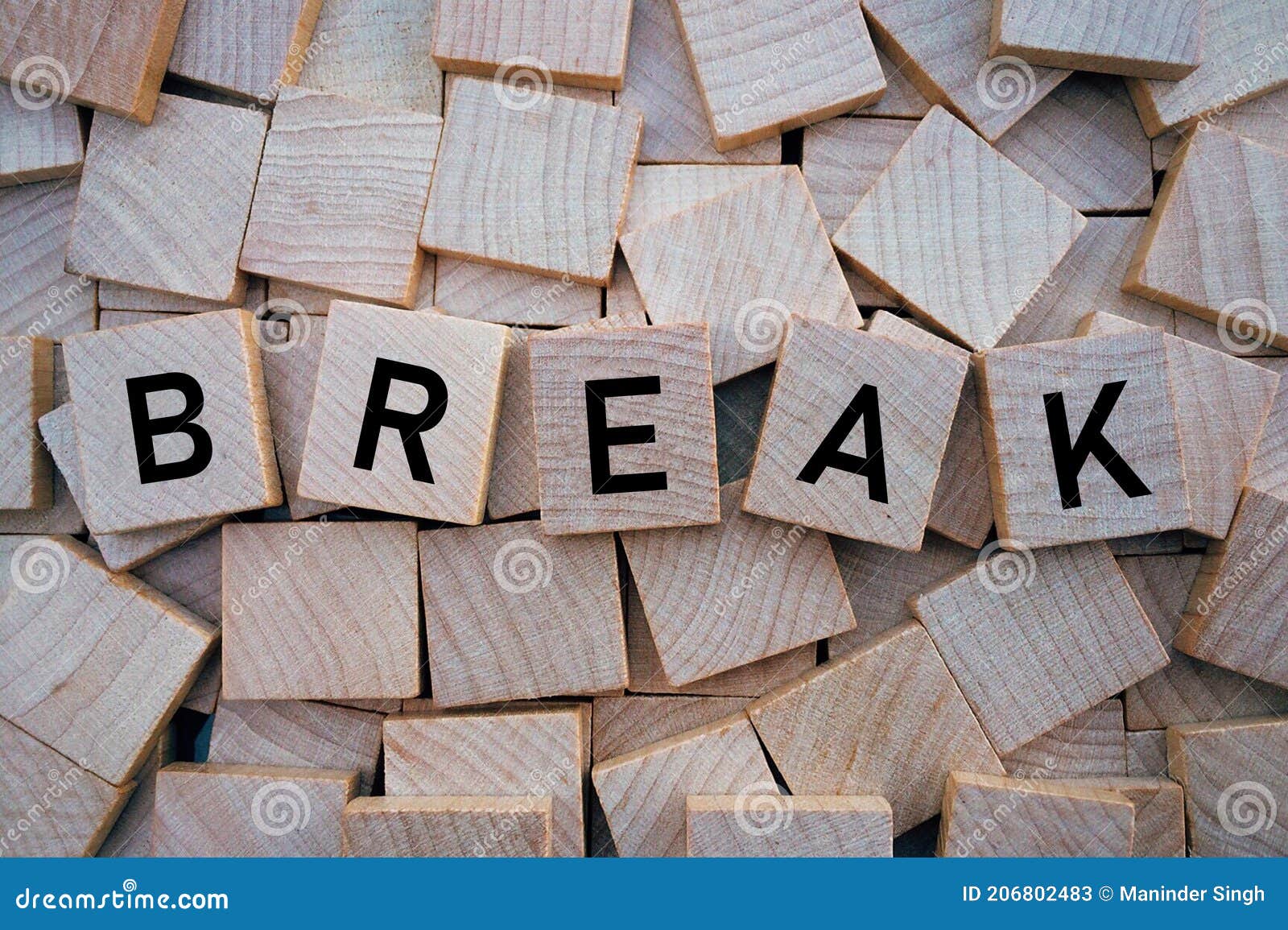 Blocos De Madeira Com Letras Quebradas Imagem de Stock - Imagem de ...