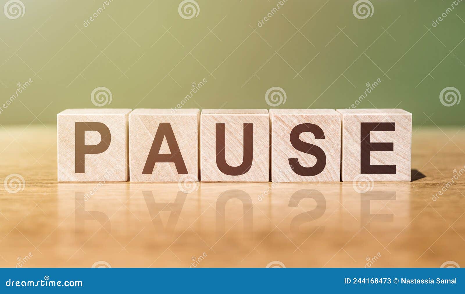 Blocos De Madeira Com O Texto : Pausa Em Fundo Verde Imagem de Stock ...